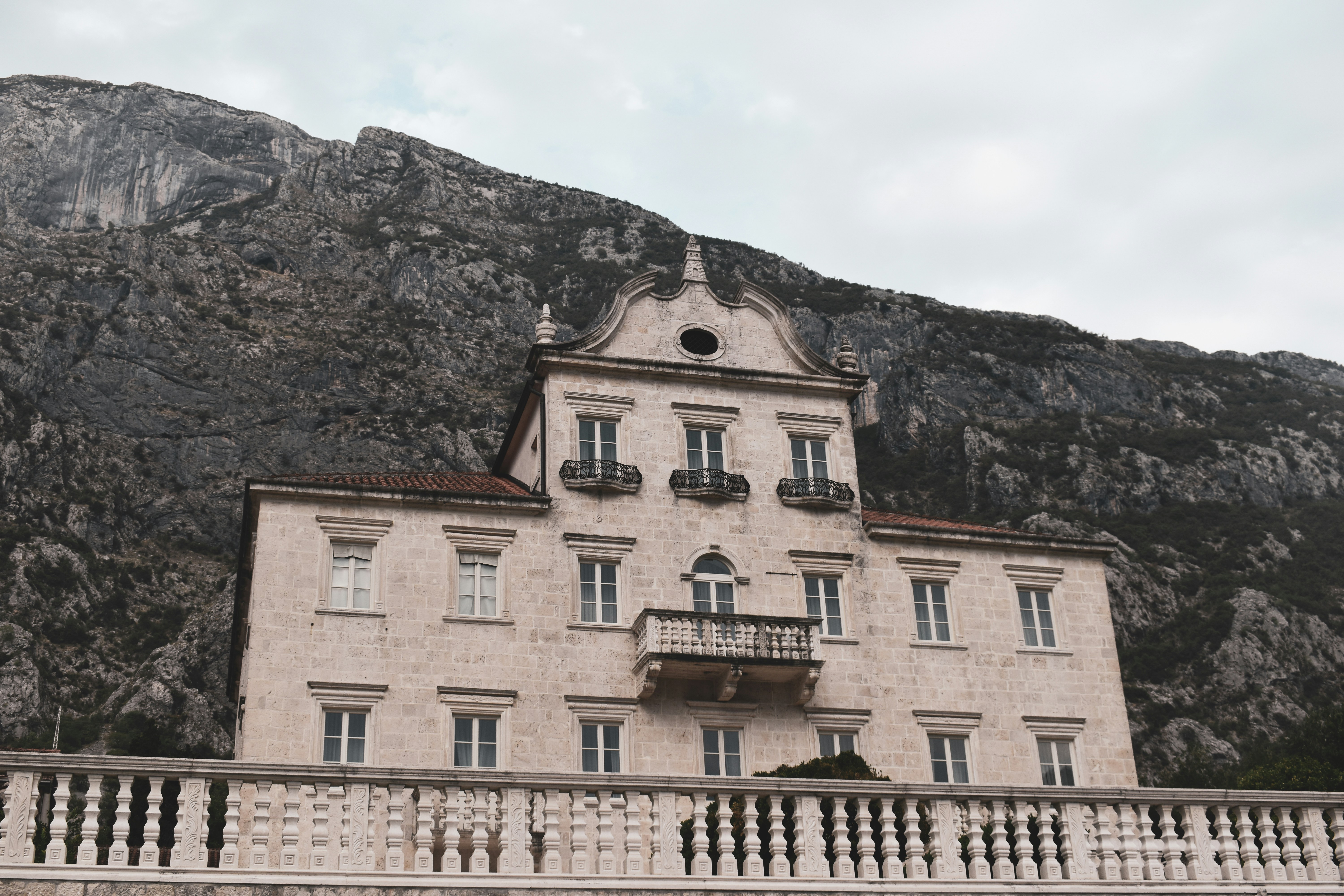 Facade on the Edge: A Hilltop Manor Framed by Alpine Granite