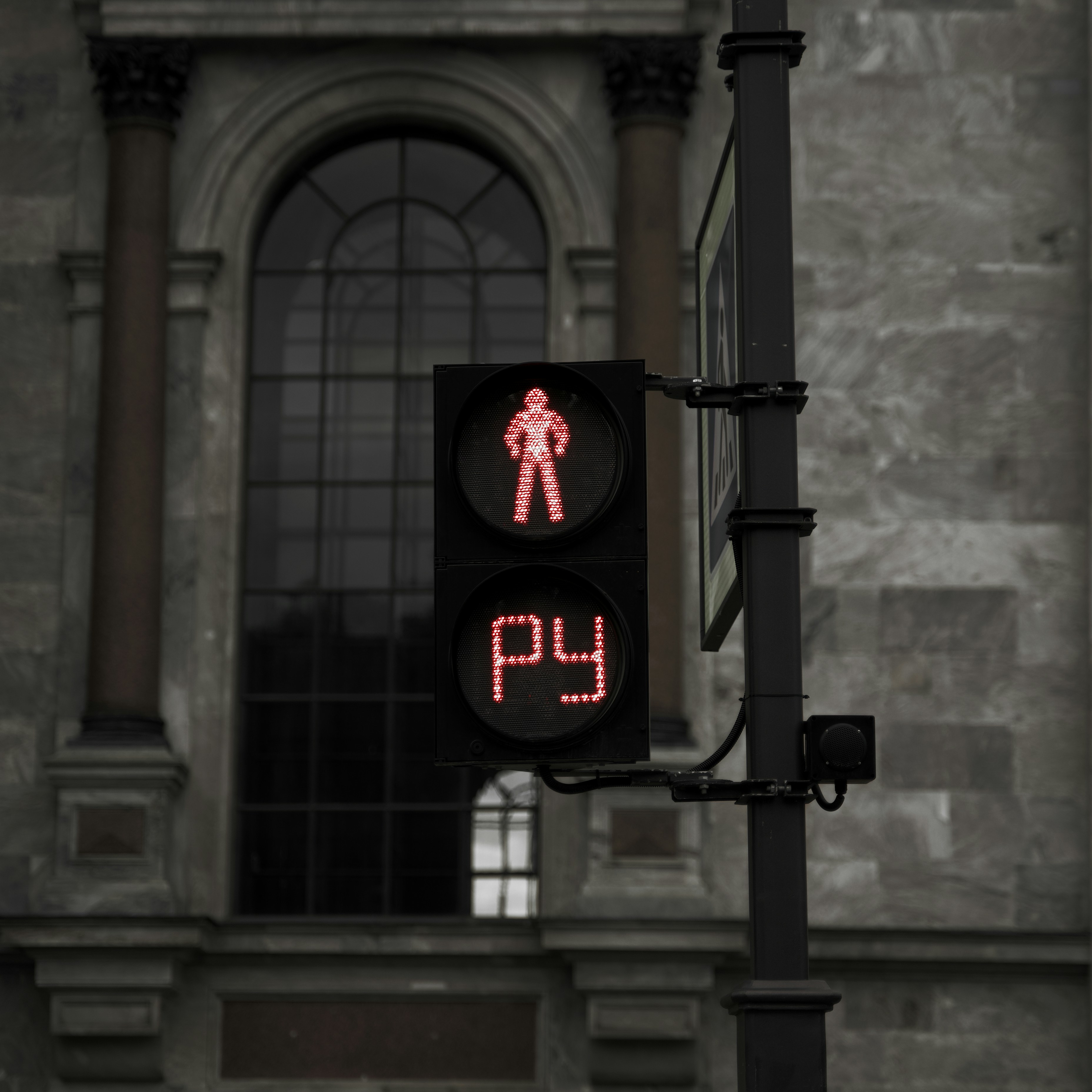 A traffic light showing red photo – Free Russia Image on Unsplash