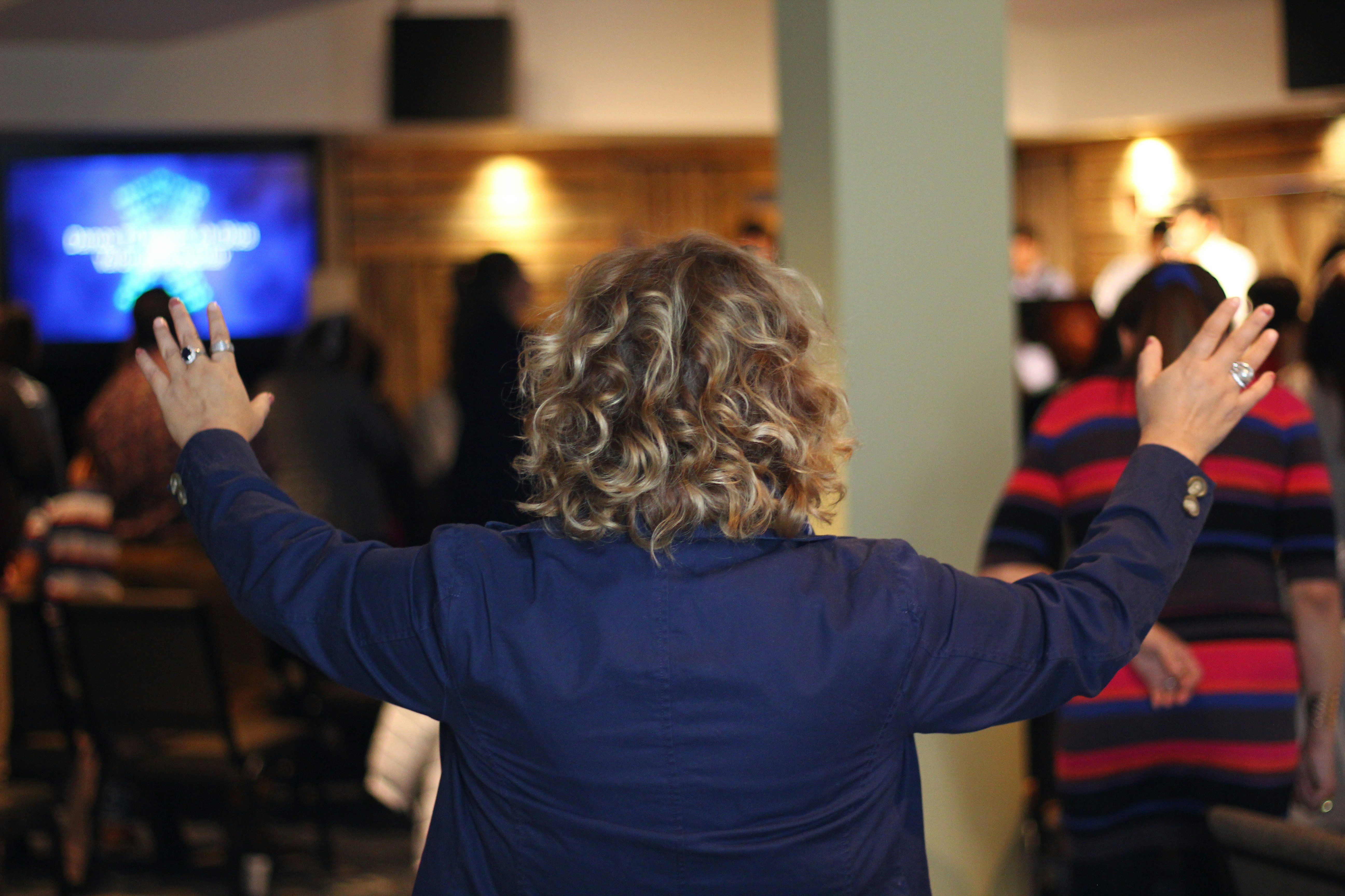 Foto Una persona con las manos en alto – Imagen gratis en Unsplash