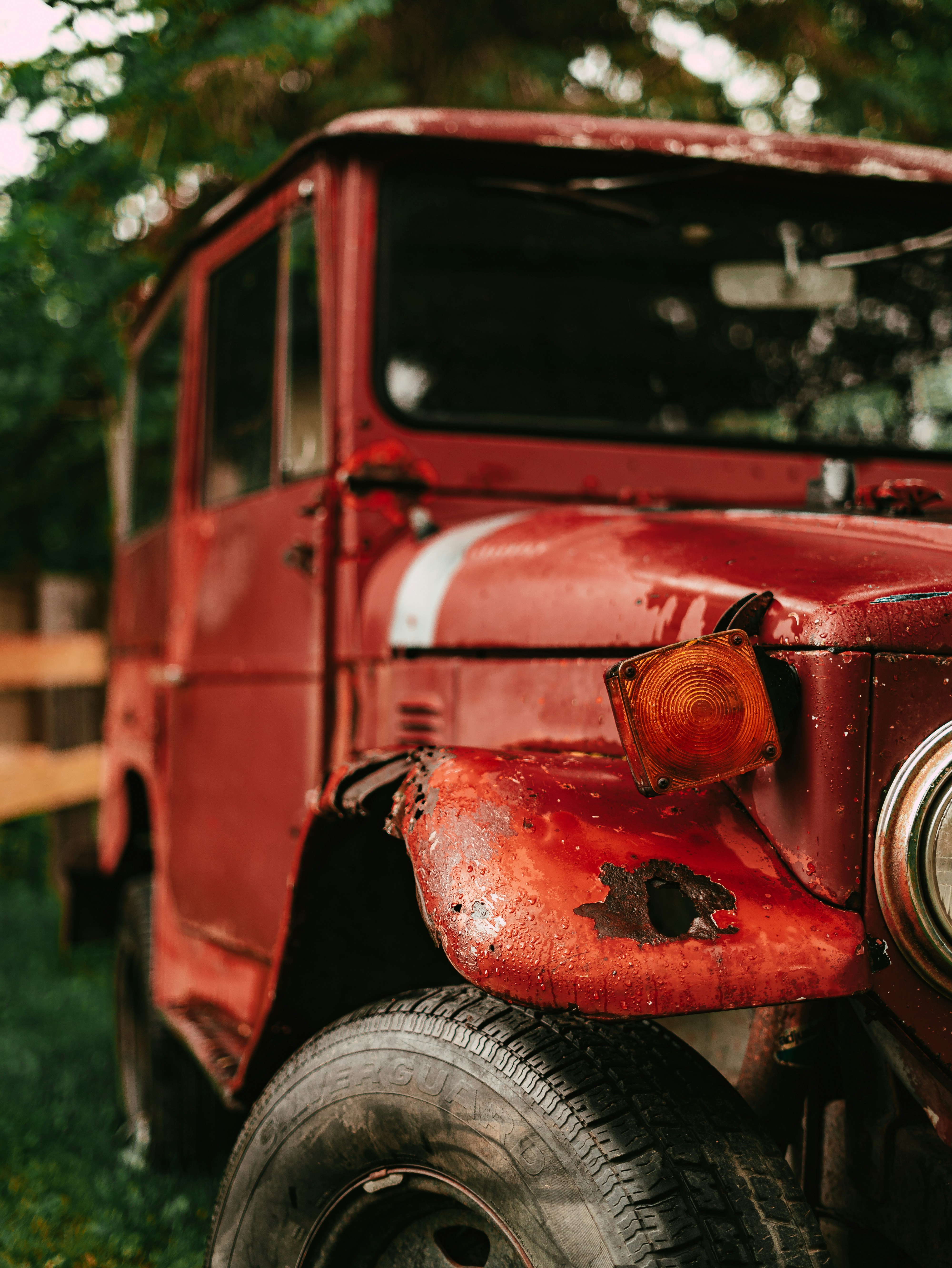 A red car with a dent in the front photo – Free Green Image on Unsplash