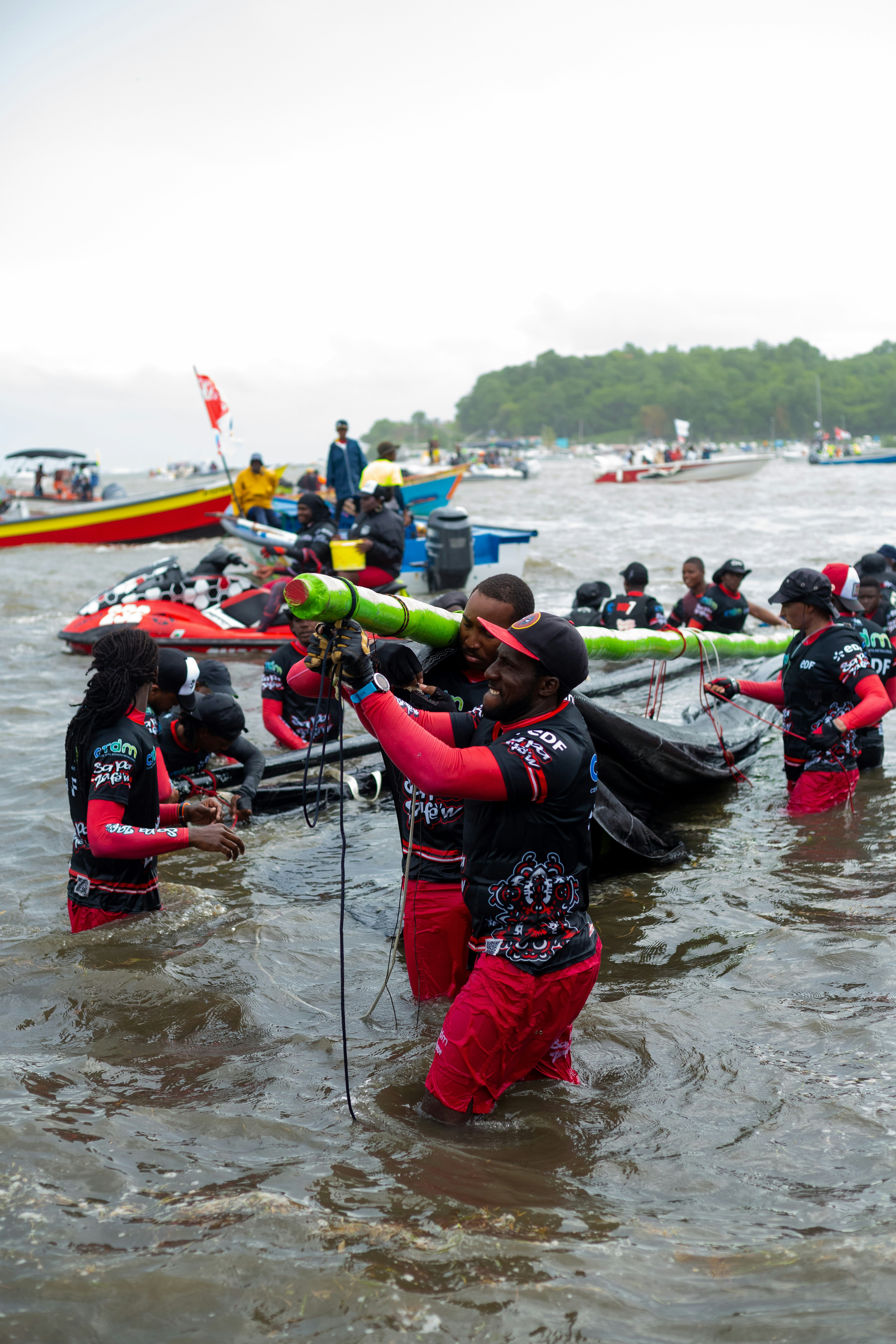 Eine Gruppe von Menschen in einem Fluss mit Kajaks Foto – Kostenloses ...