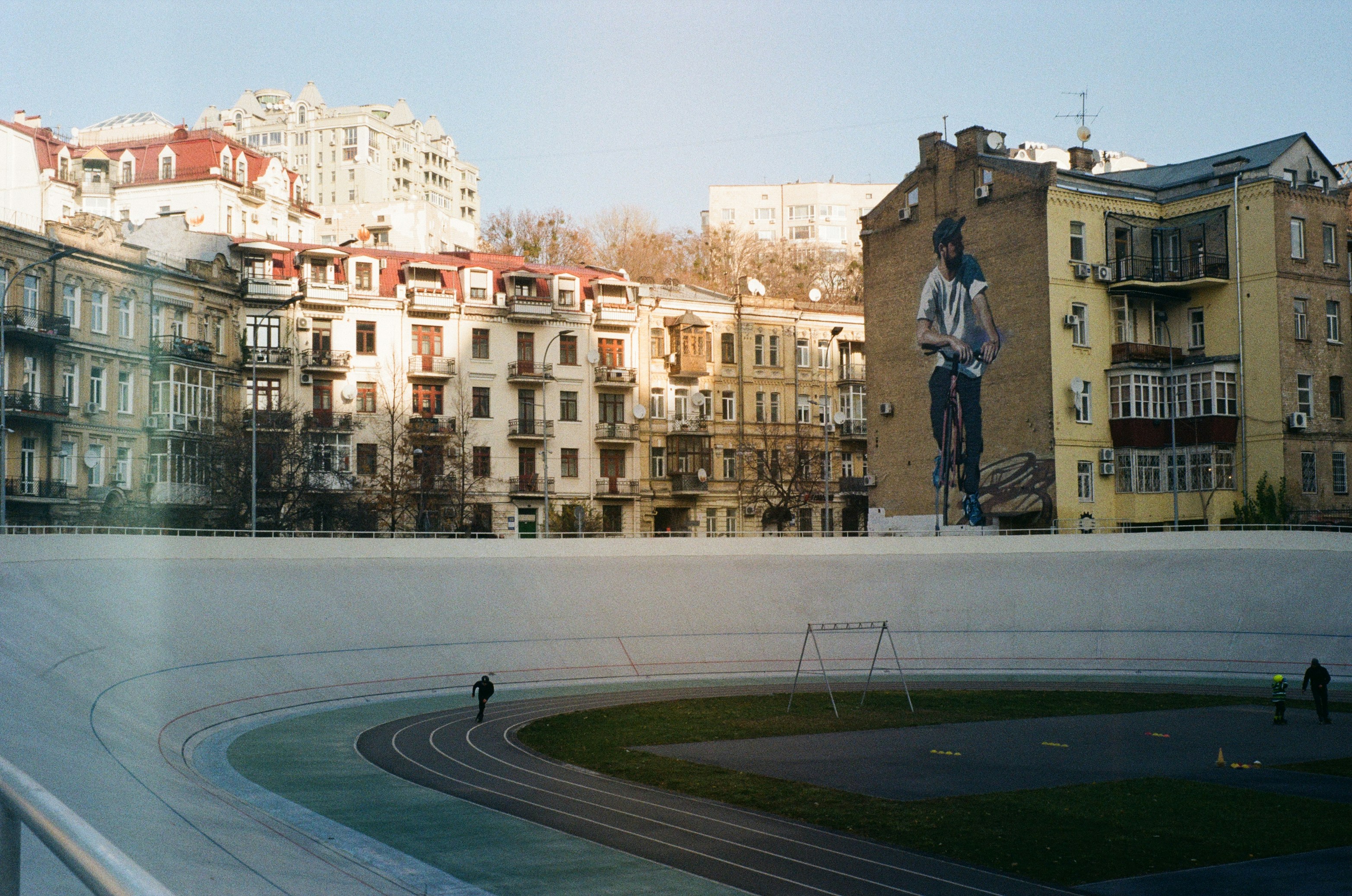 Une personne debout sur un rebord photo – Photo Ville Gratuite sur Unsplash