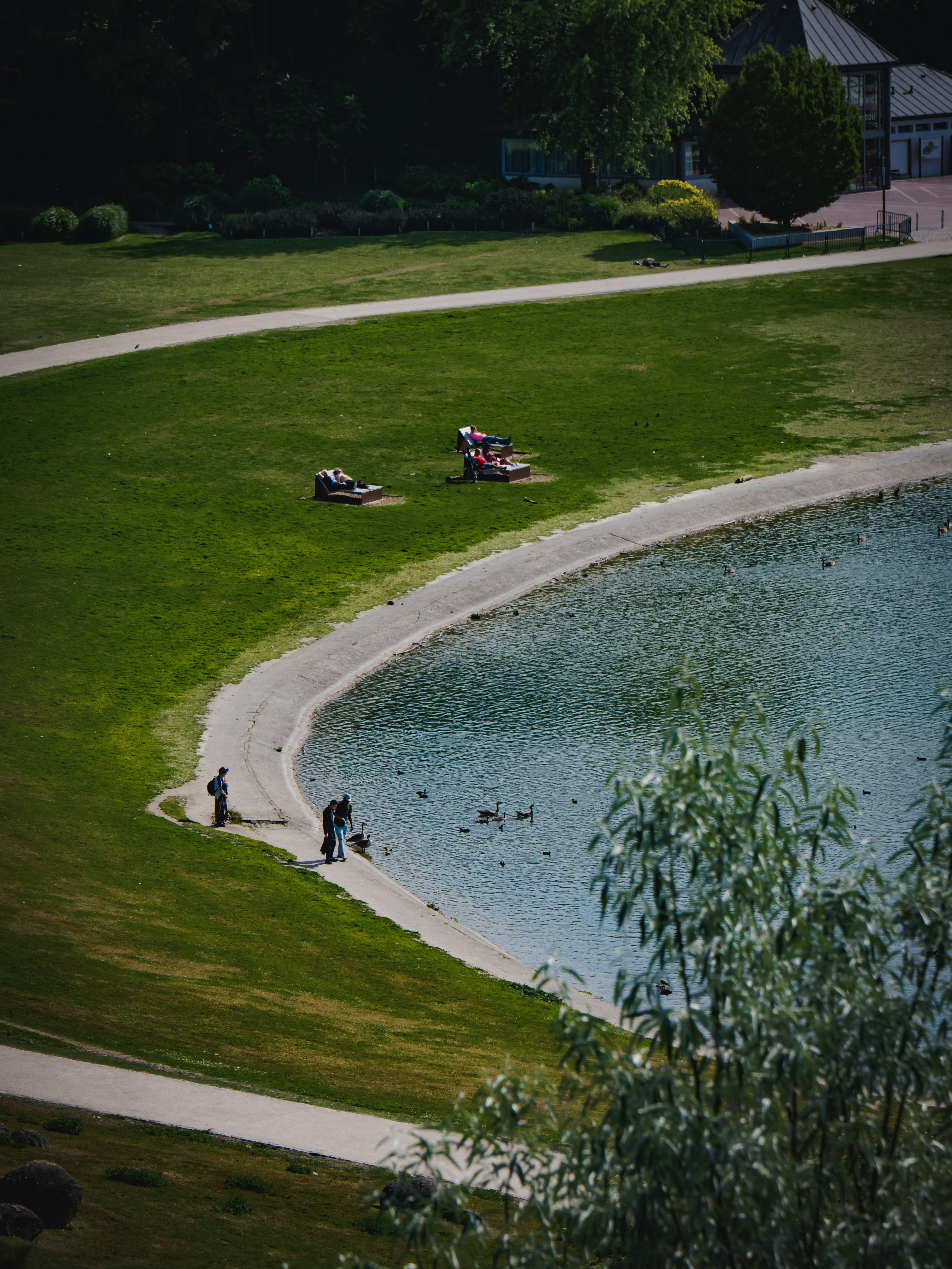 a group of people on a golf course