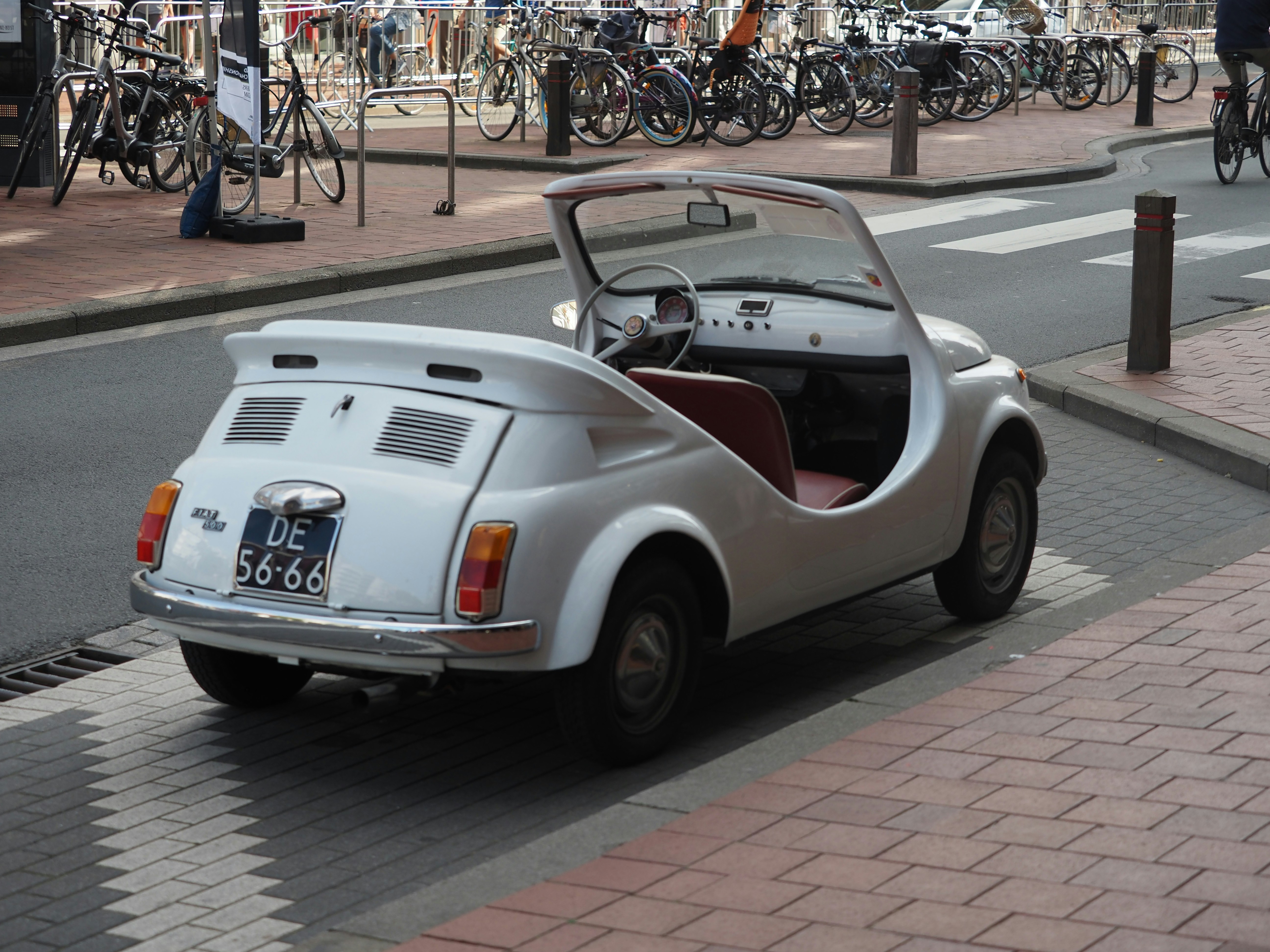A white car parked on a street photo – Free Car Image on Unsplash