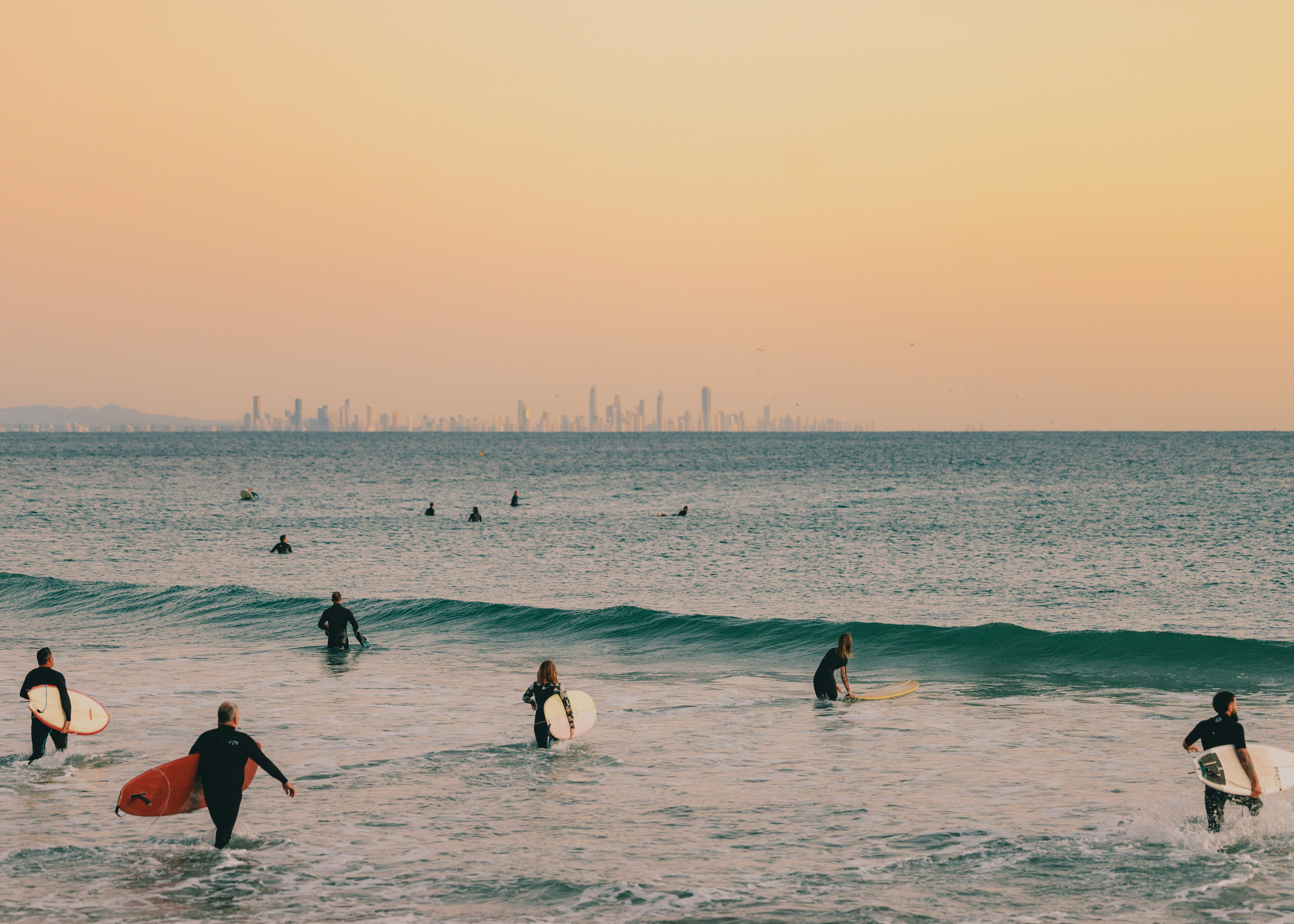 Foto zum Thema Eine Gruppe von Surfern im Ozean – Kostenloses Bild zu ...