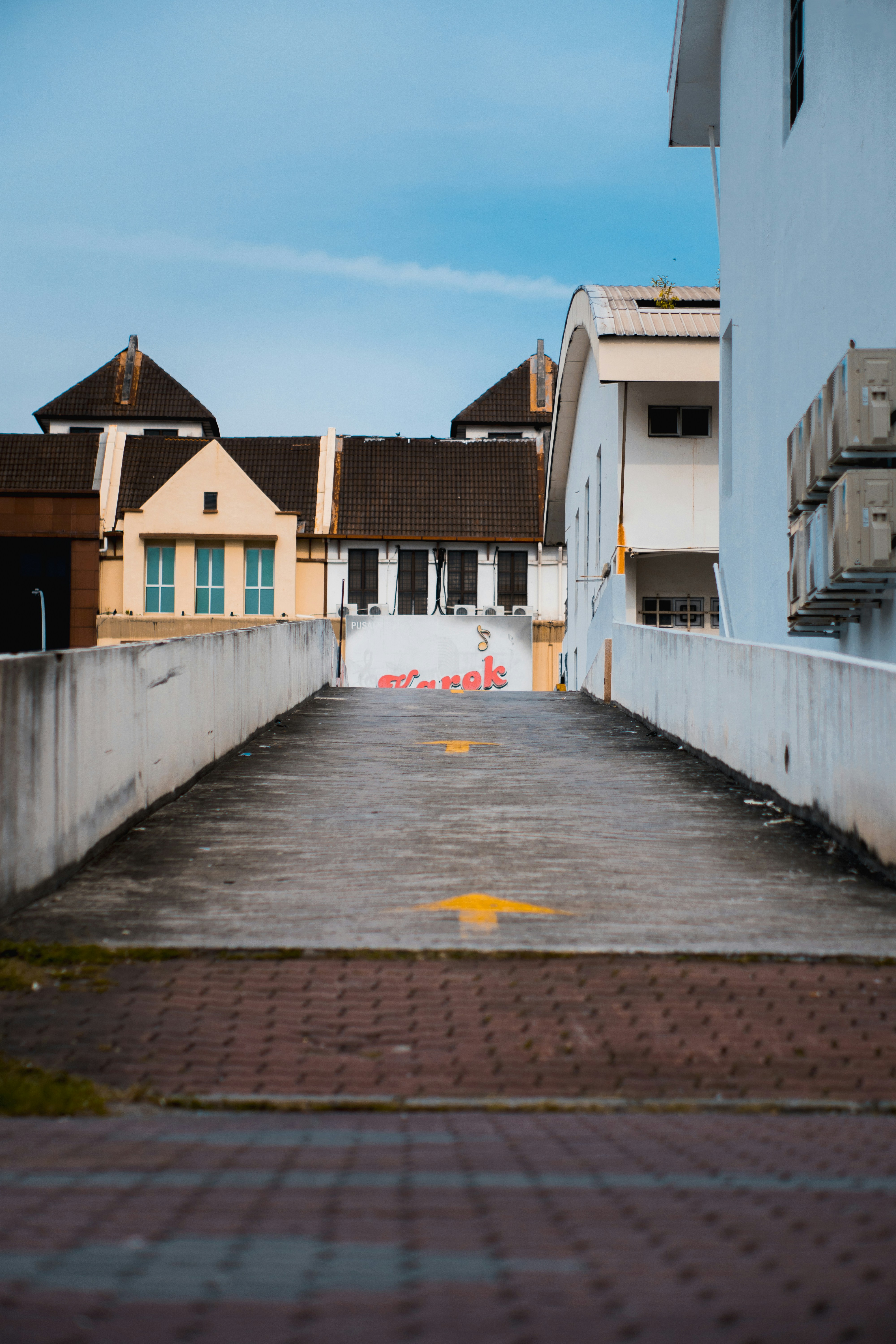 A brick walkway between buildings photo – Free Tarmac Image on Unsplash