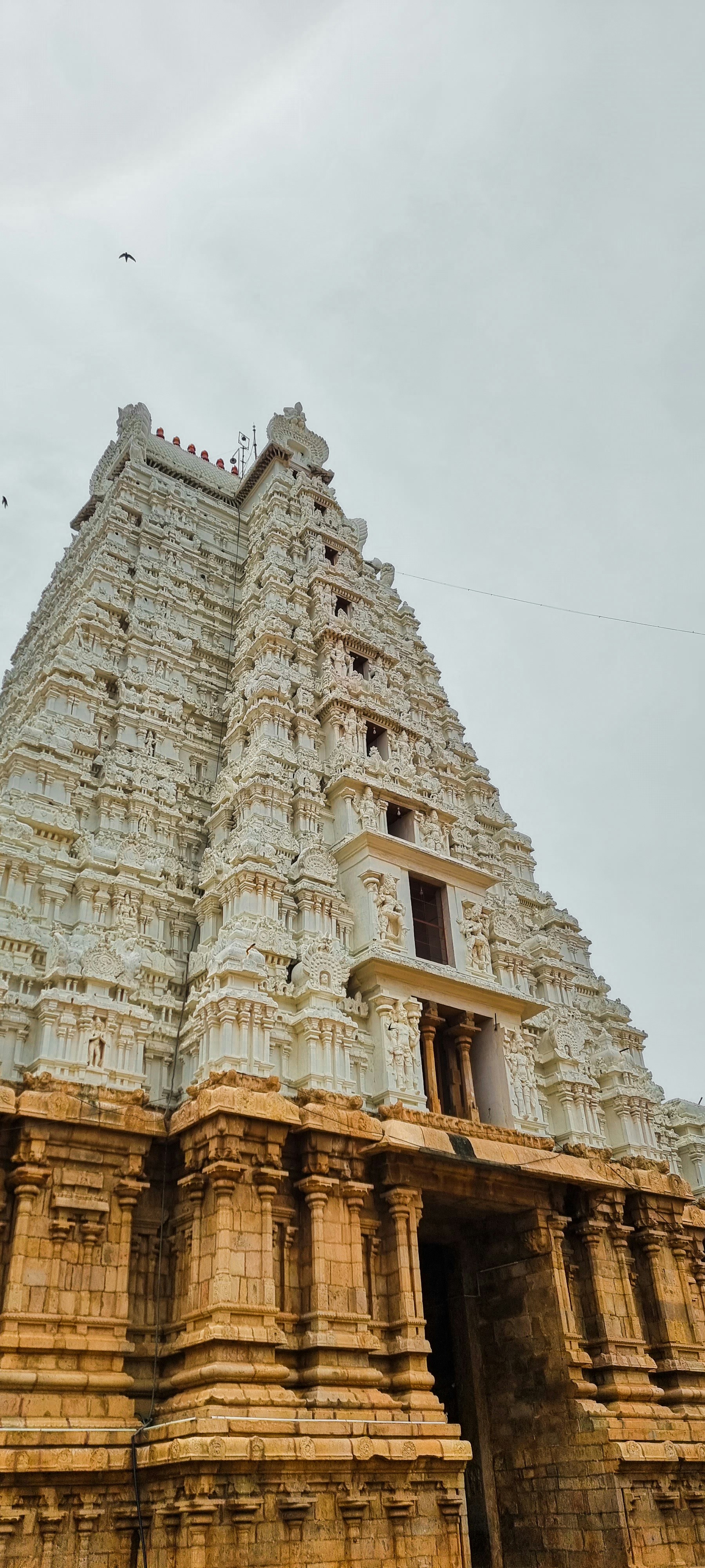 Un bâtiment avec une tour photo – Image gratuite de Temple sur Unsplash