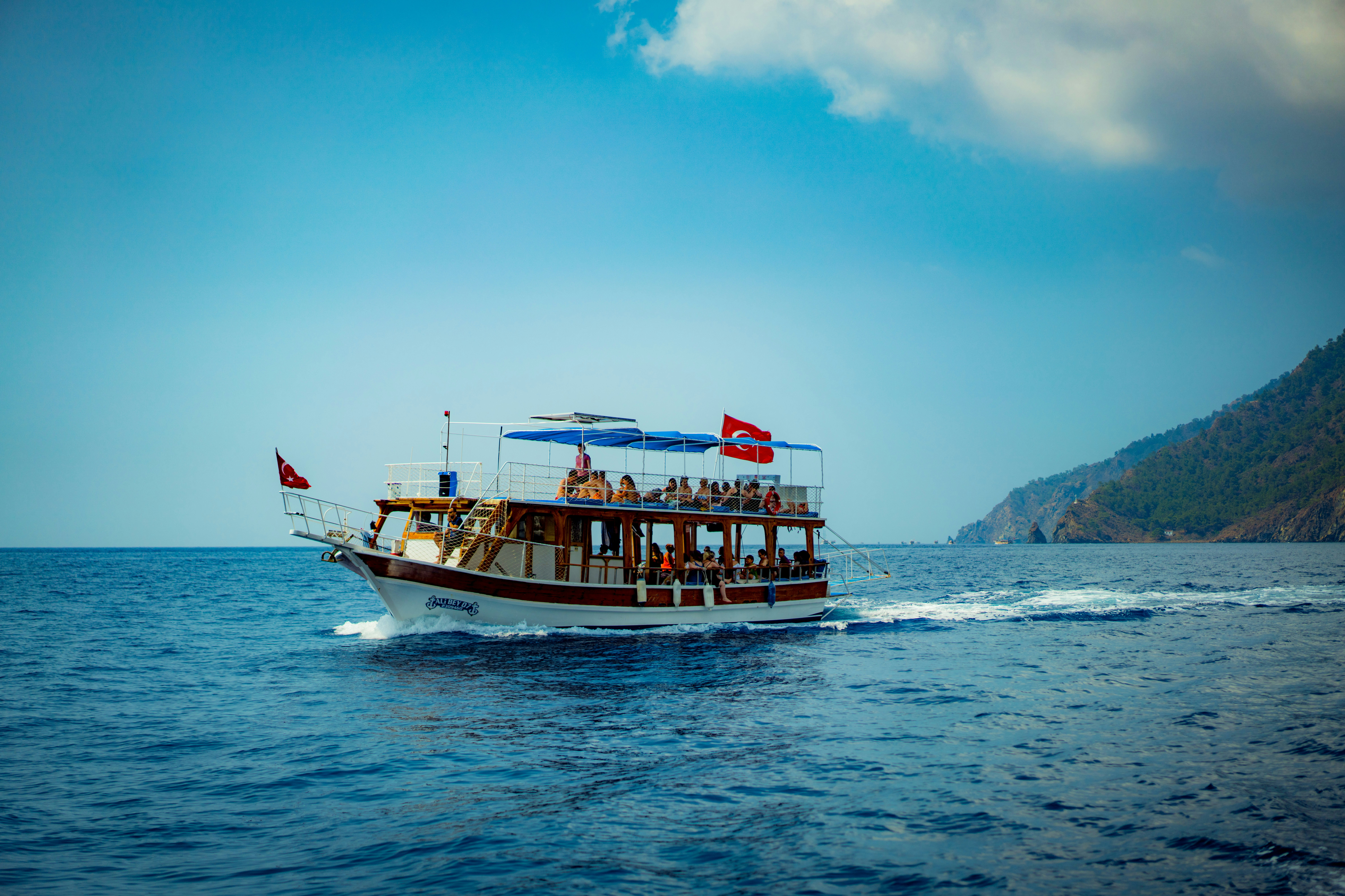 Foto zum Thema Ein Boot, das auf dem Wasser segelt – Kostenloses Bild ...