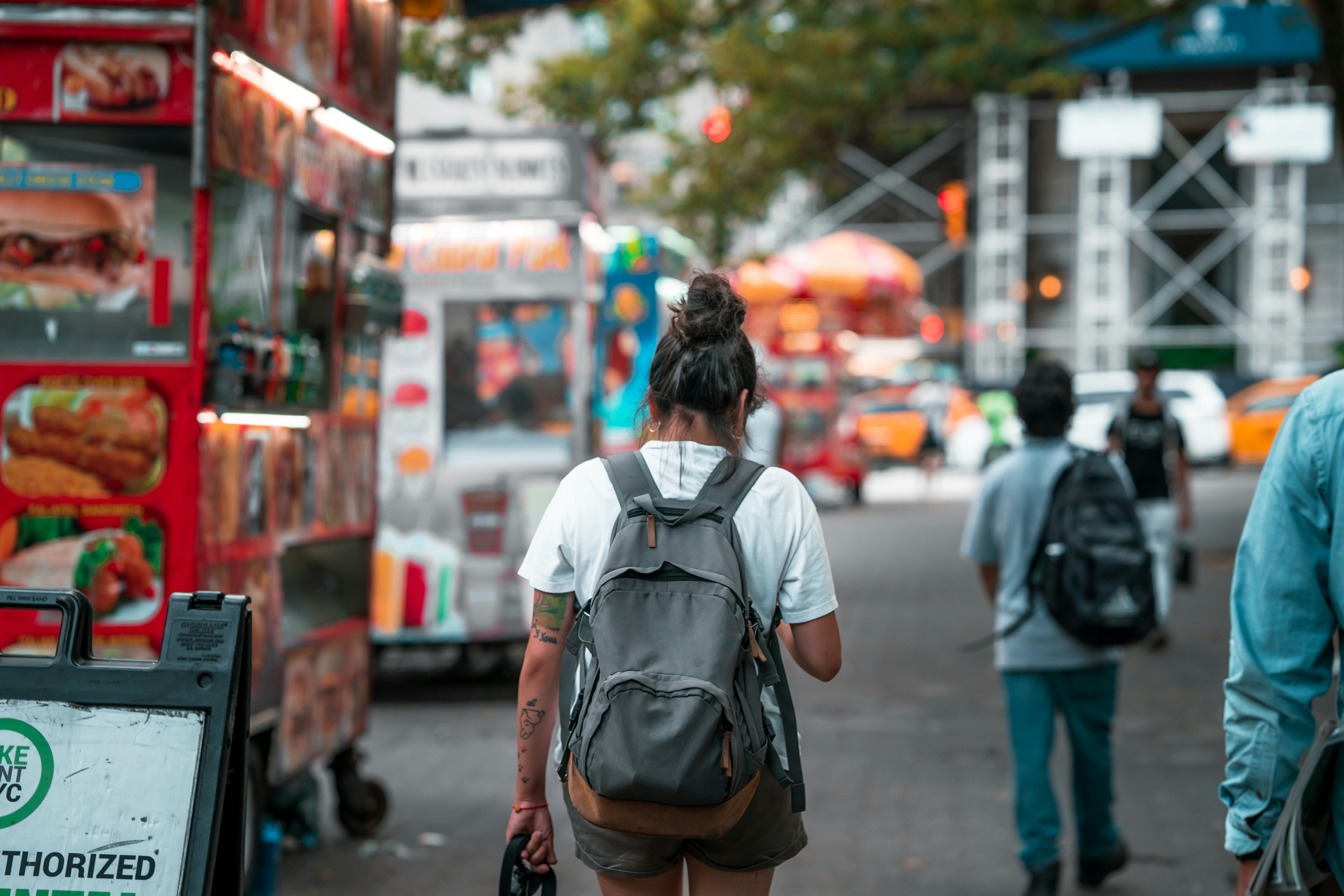 Foto Una persona caminando por una calle concurrida – Imagen Humano ...