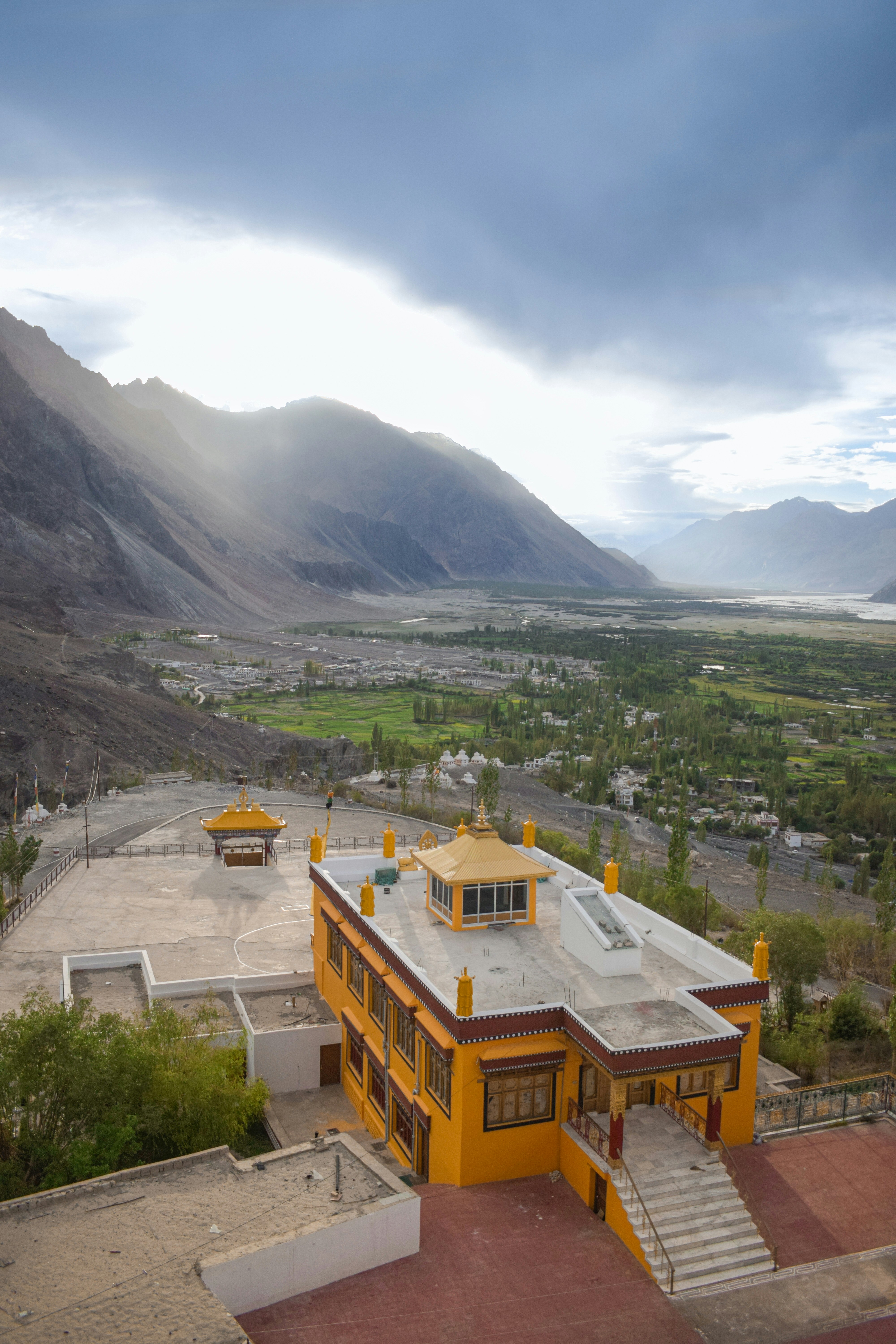 A building with a mountain in the background photo – Free Diskit ...