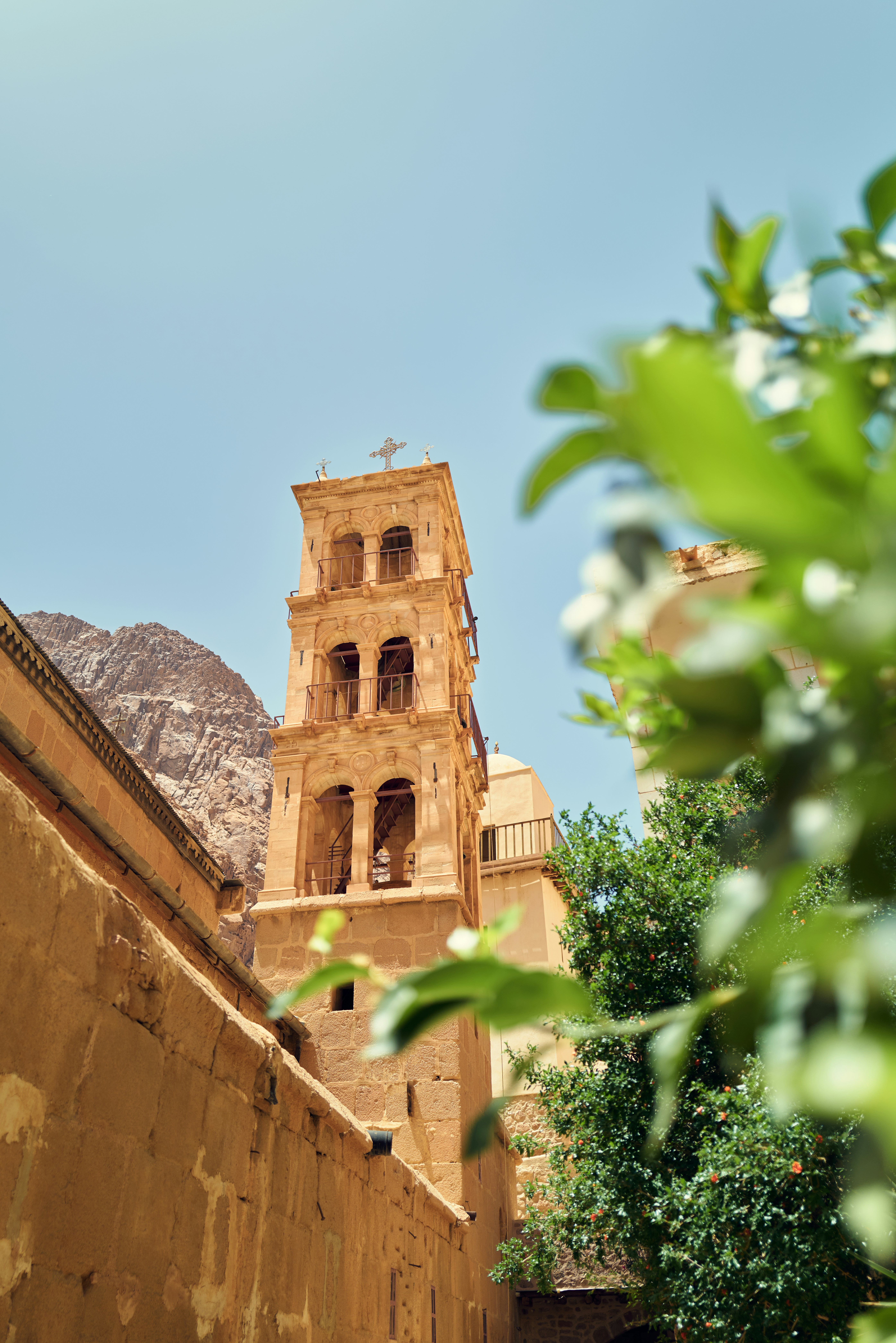 A building with a tower photo – Free Dahab Image on Unsplash