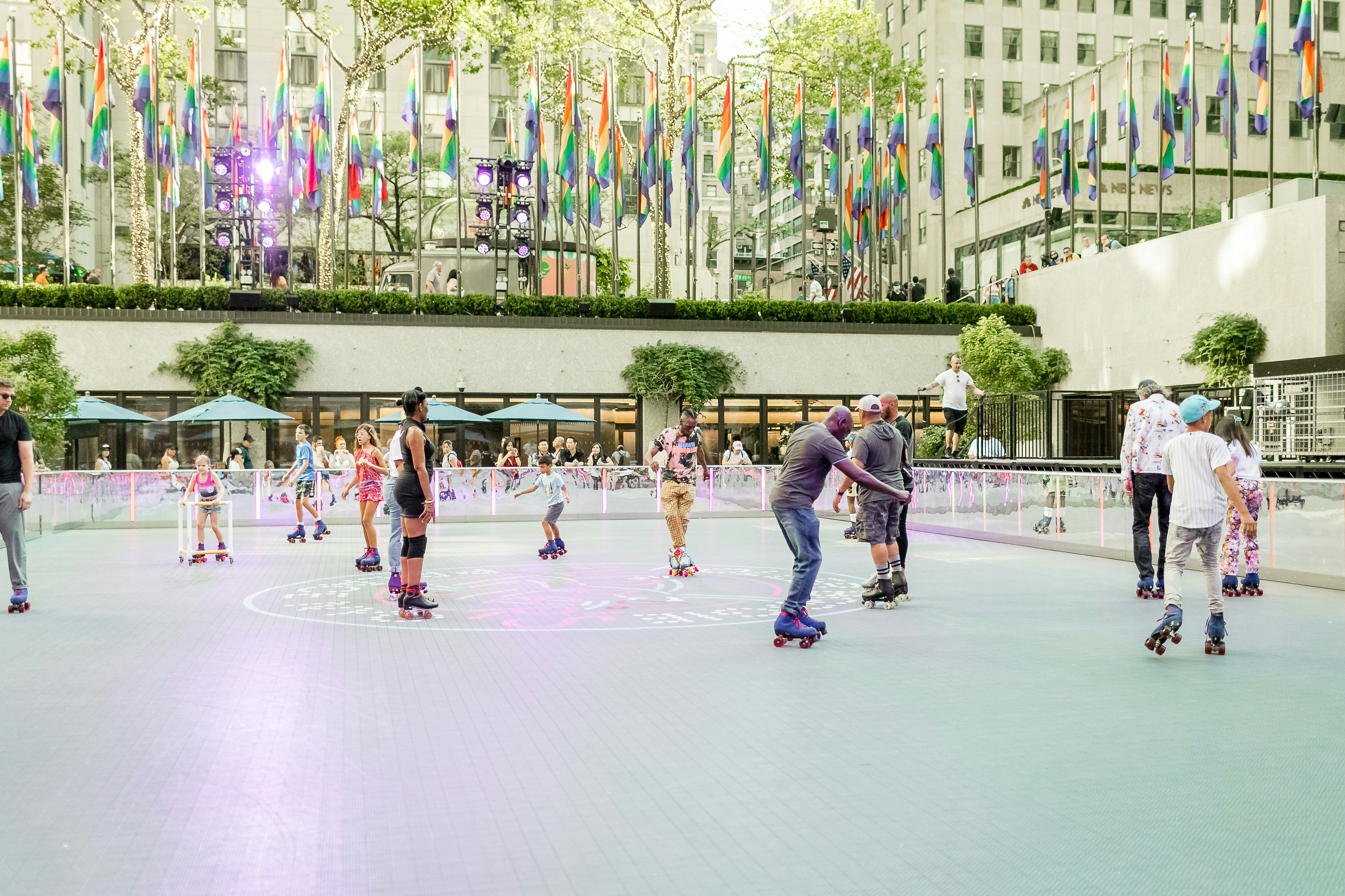A group of people rollerblading photo – Free Person Image on Unsplash