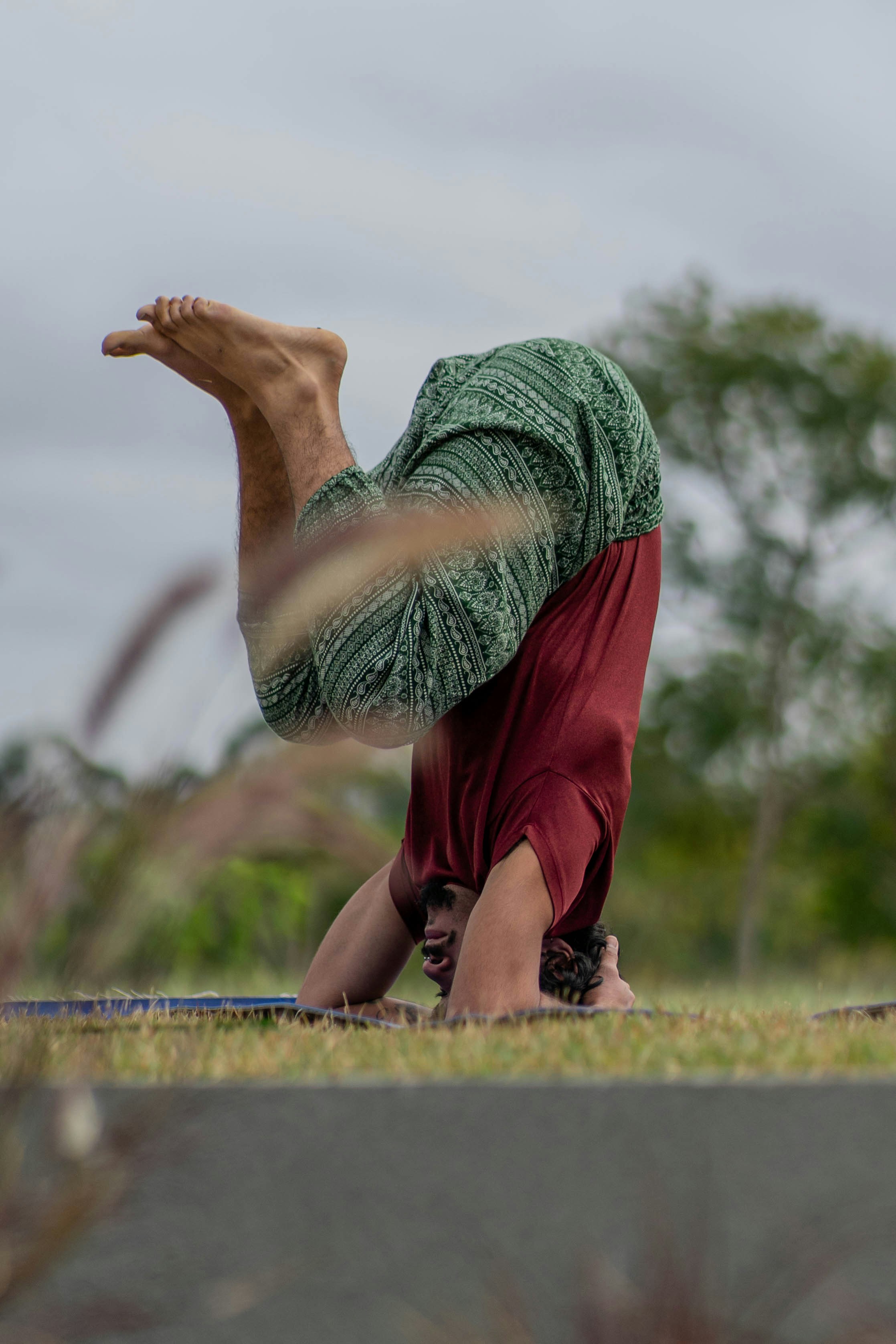 A person doing a handstand photo – Free Human Image on Unsplash