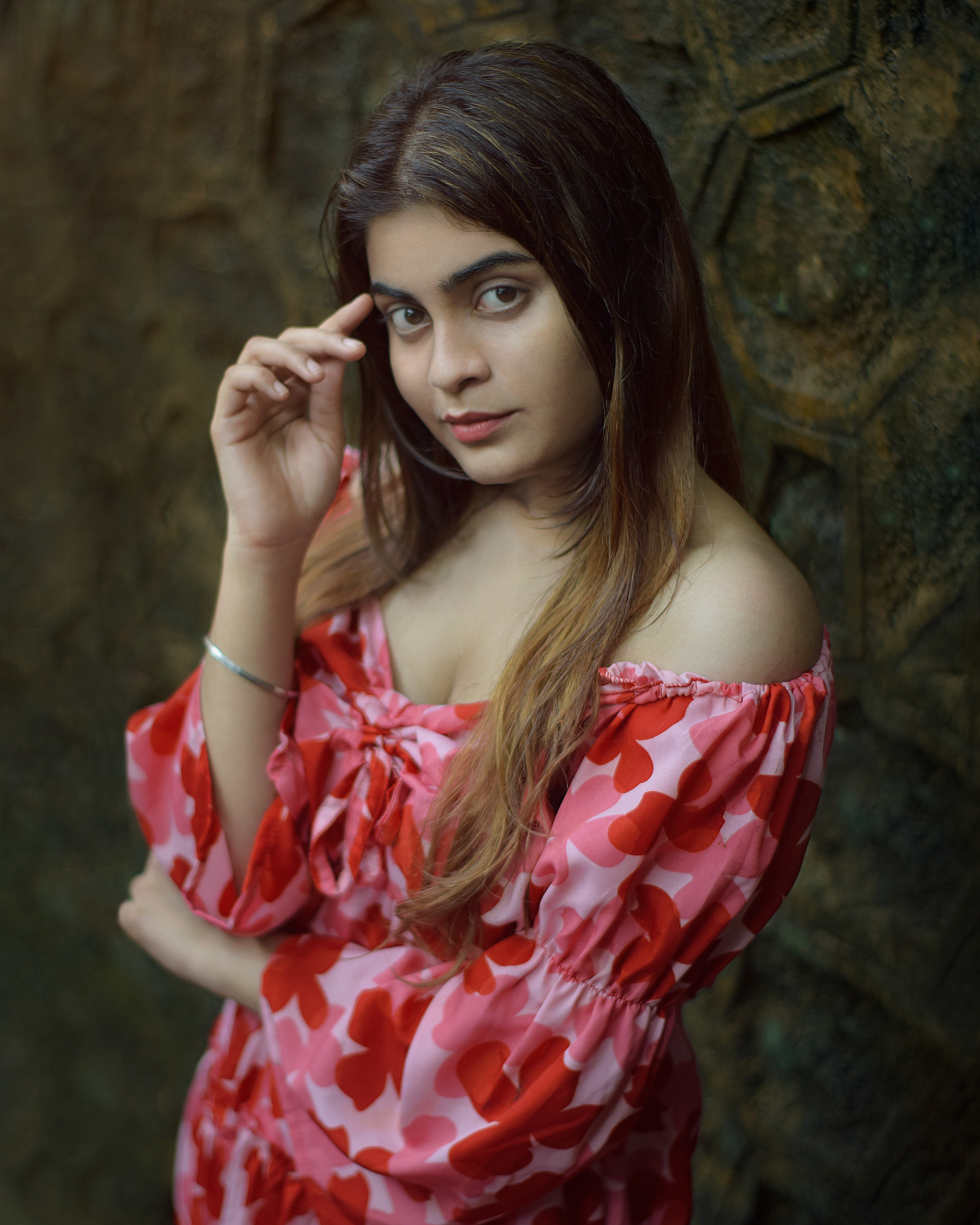 A woman posing for a picture photo – Free Maharashtra Image on Unsplash