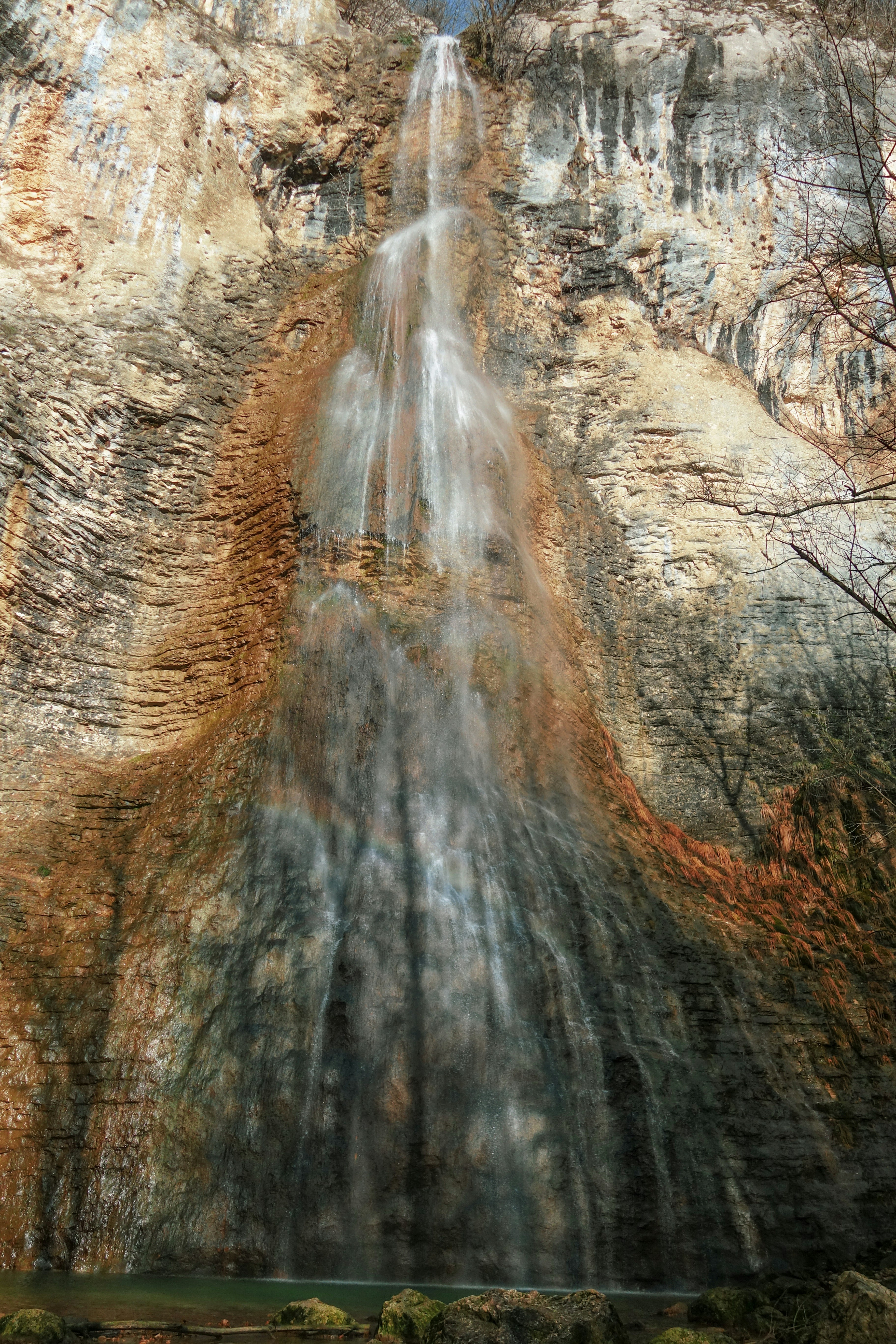 Les falaises du Bugey, cascade vers la village de Onglas.