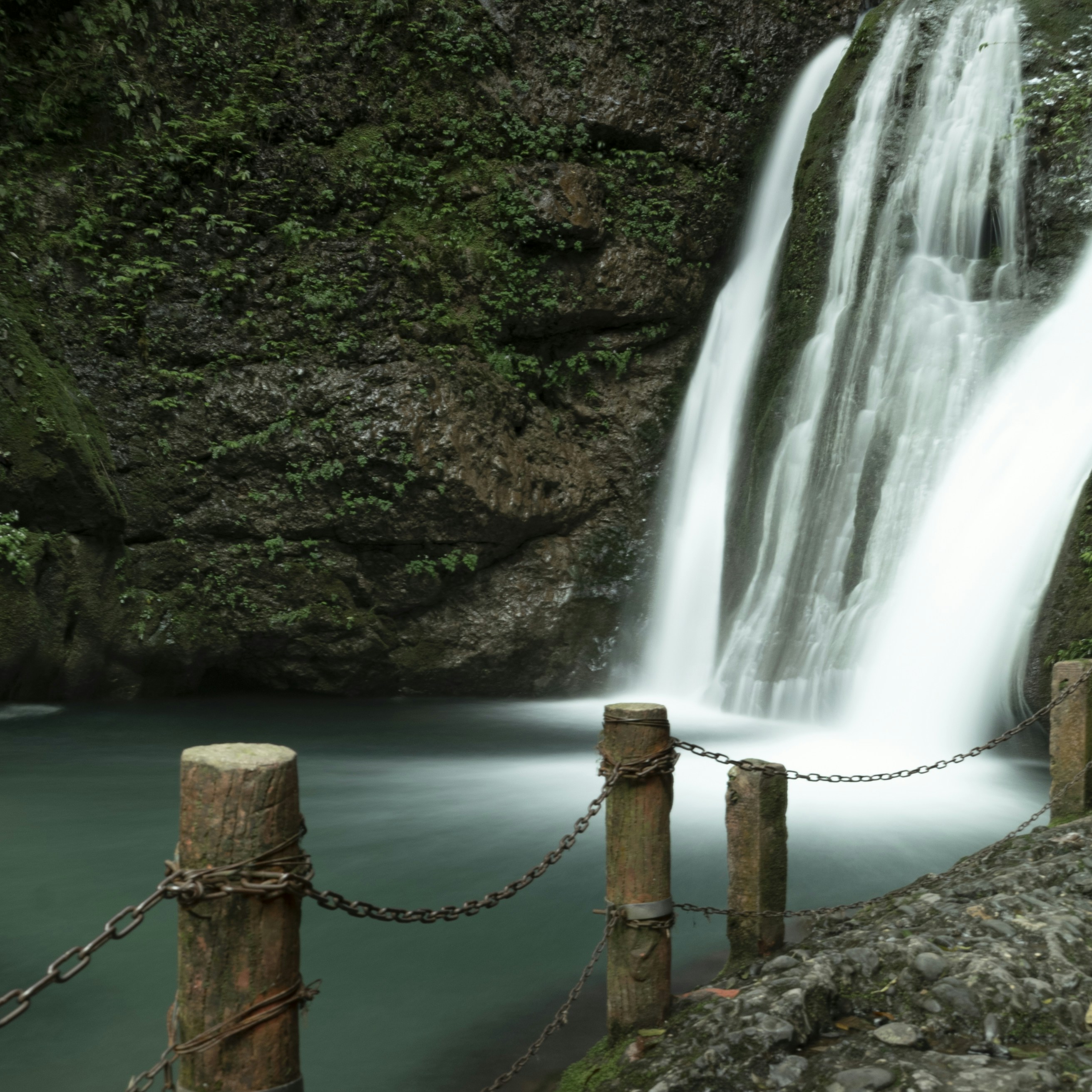 A waterfall with a rope photo – Free 青城山景区 Image on Unsplash