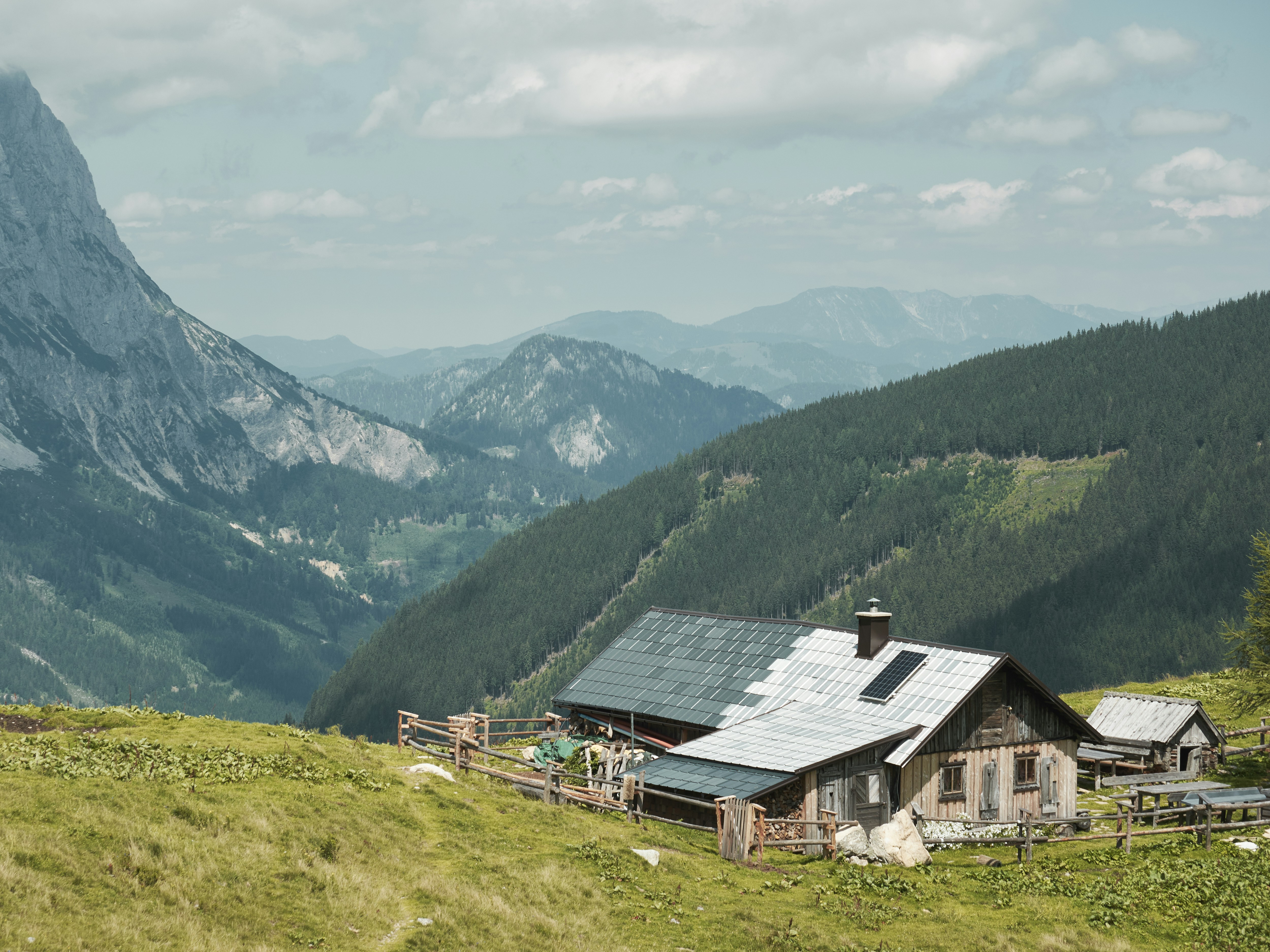 Ein Haus in einem Tal Foto – Kostenloses Bild zum Thema Alpen auf Unsplash