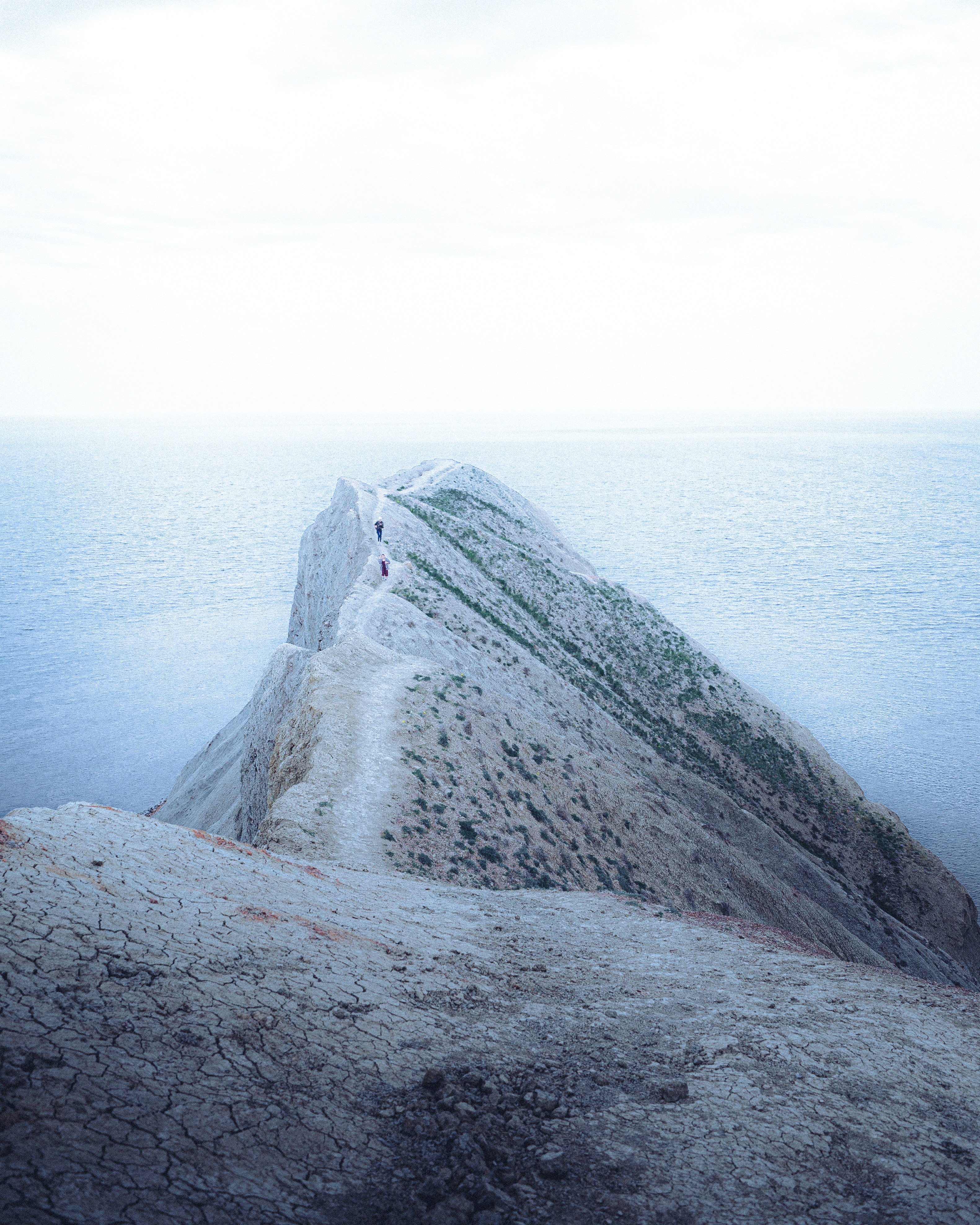 A cliff with a body of water below photo – Free Traveling Image on Unsplash
