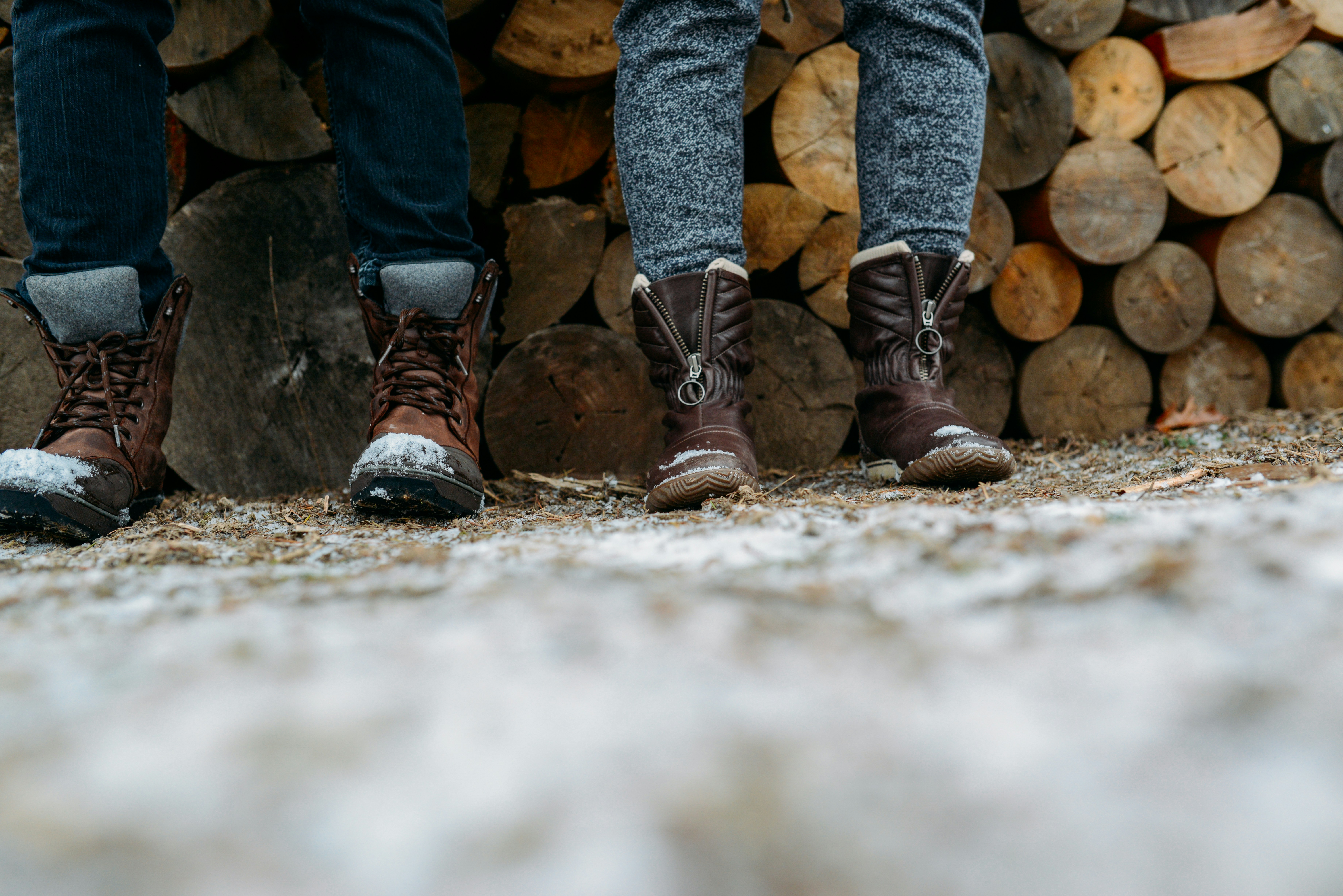 Foto zum Thema Eine Gruppe von Menschen, die Stiefel tragen ...
