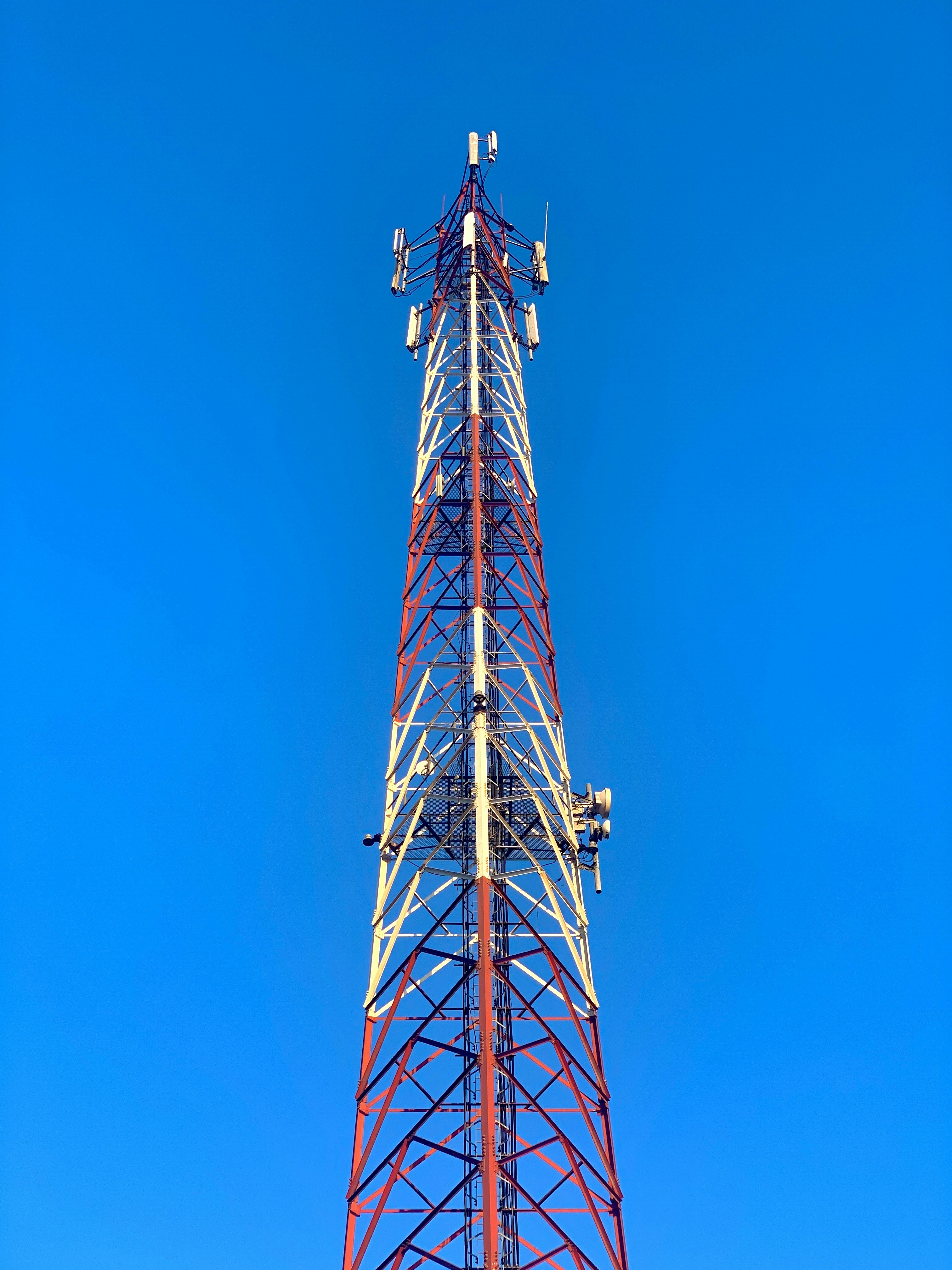 Una alta torre de metal foto – Imagen de Edificio gratuita en Unsplash