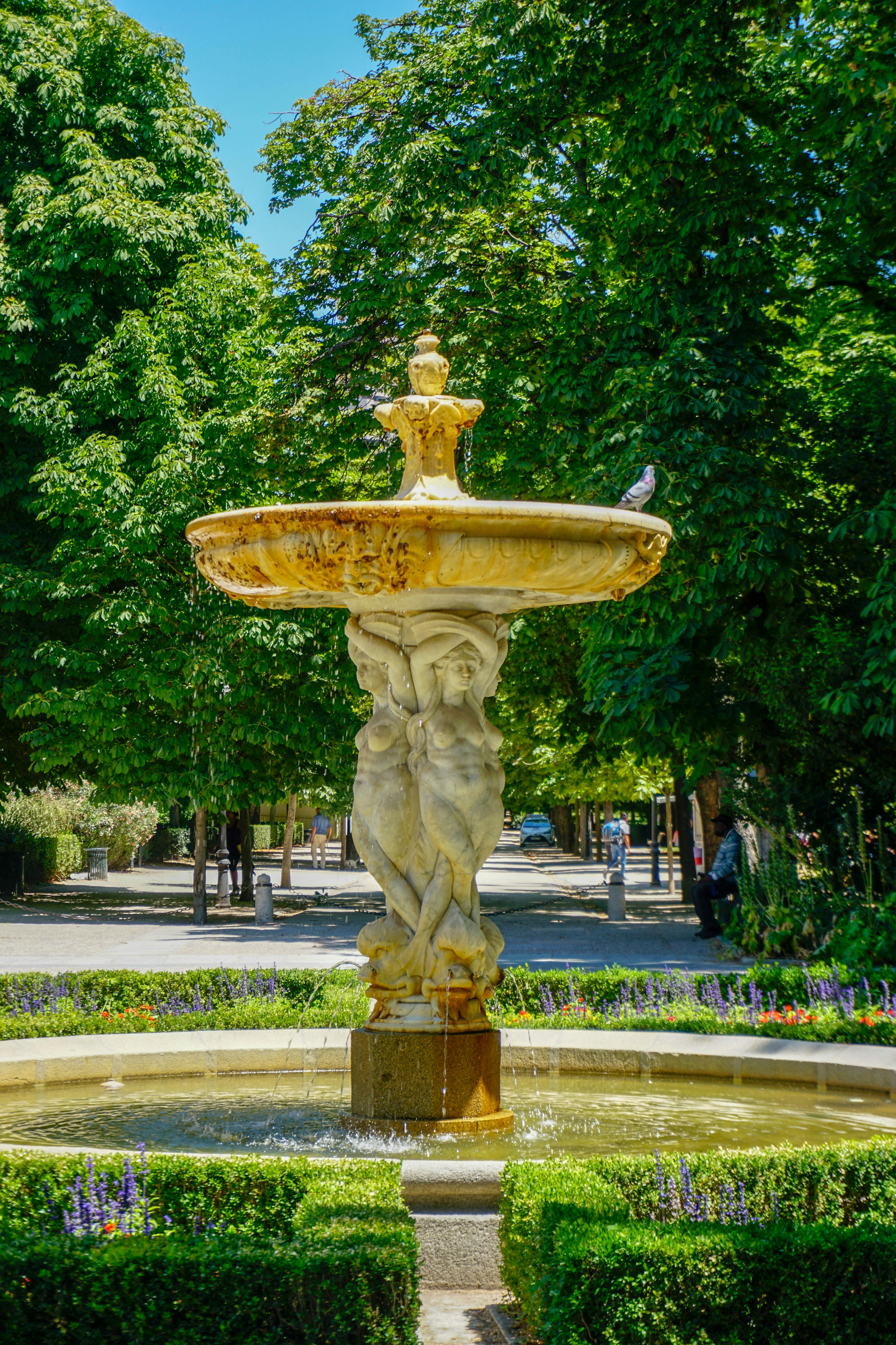 Une fontaine avec une statue au milieu photo – Photo Fontaine Gratuite ...