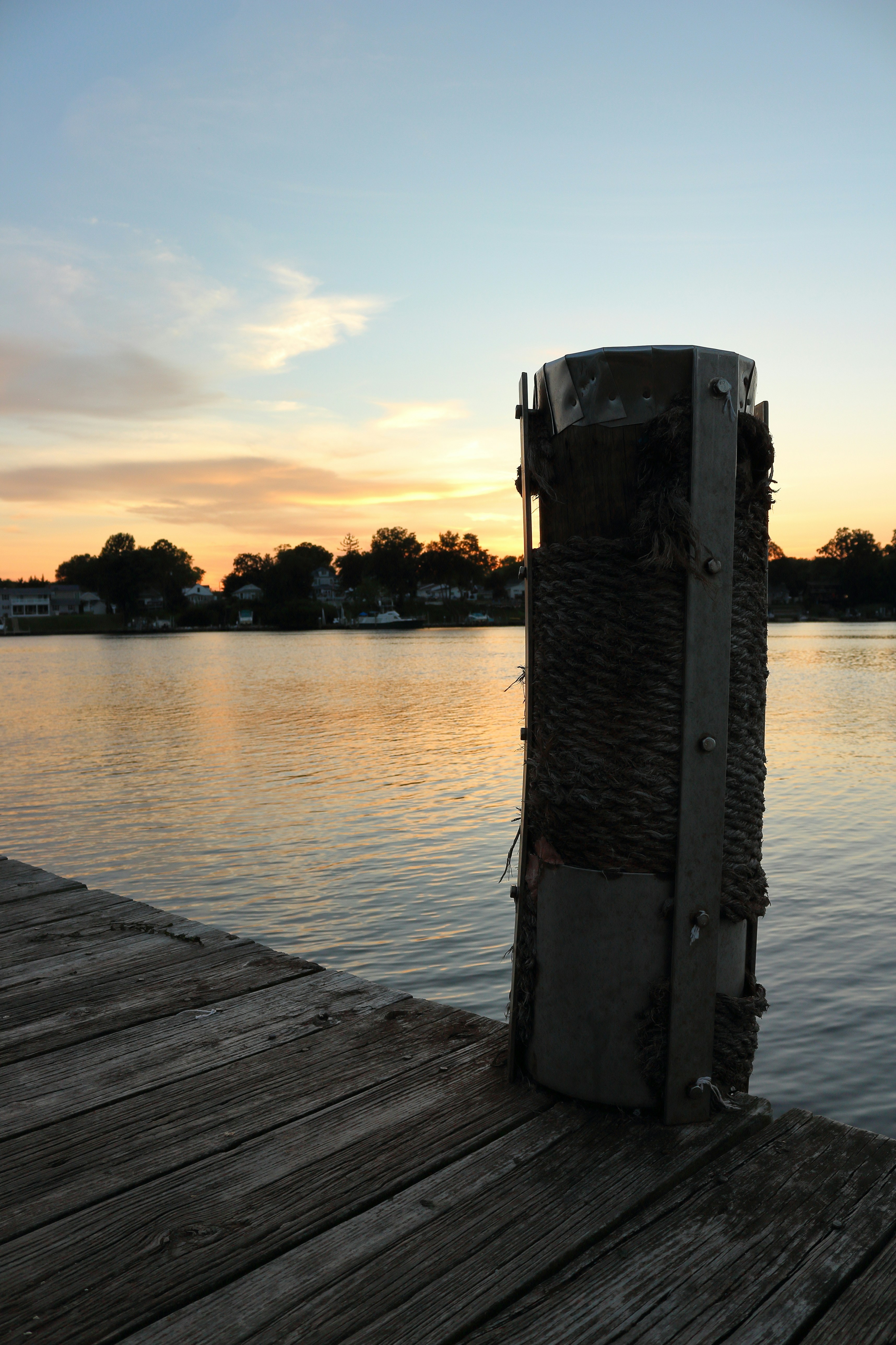 Un quai en bois avec un grand pilier de pierre dessus photo – Photo L ...