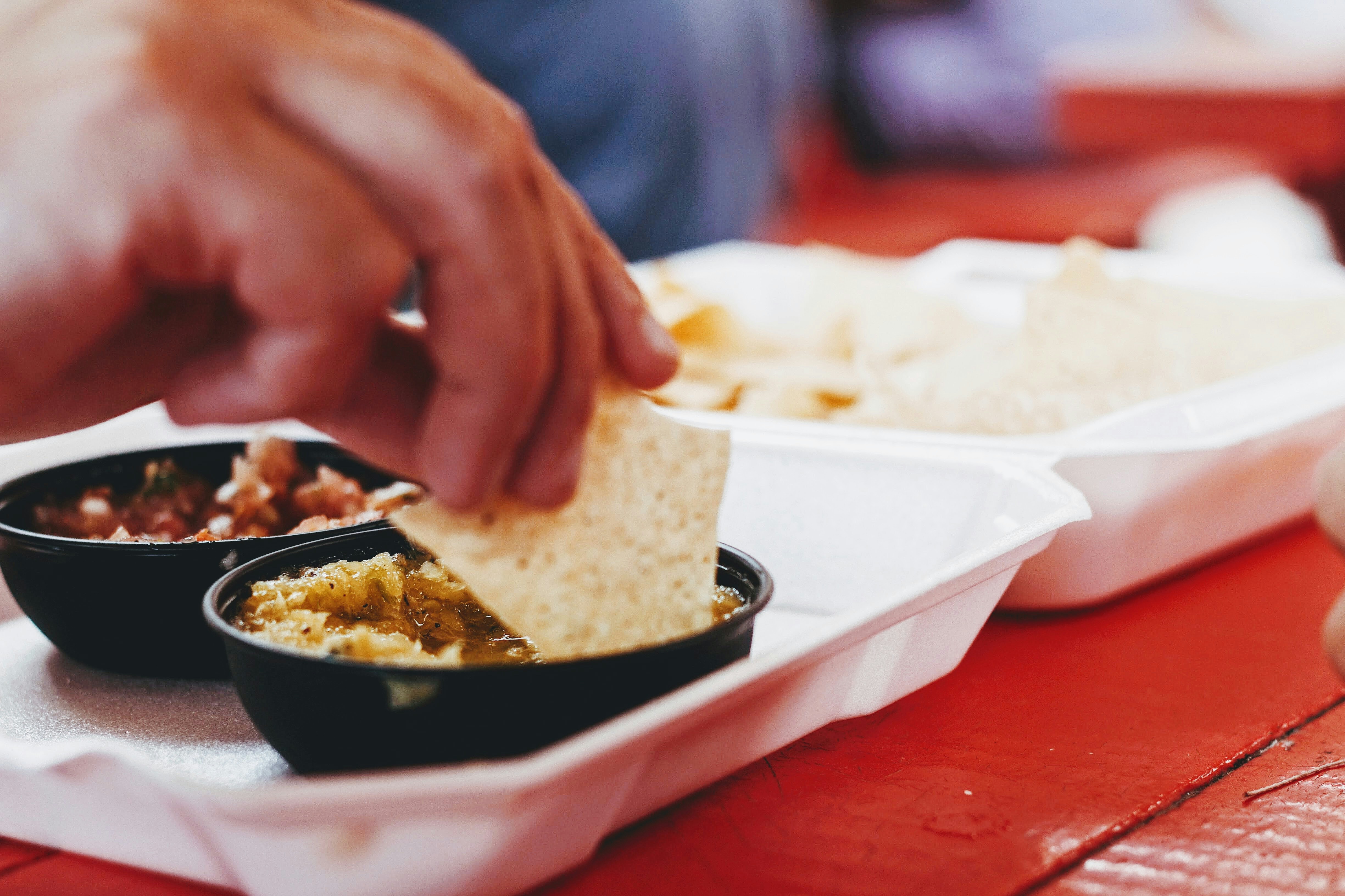 Foto Una persona poniendo comida en un tazón – Imagen Bocadillo gratis ...
