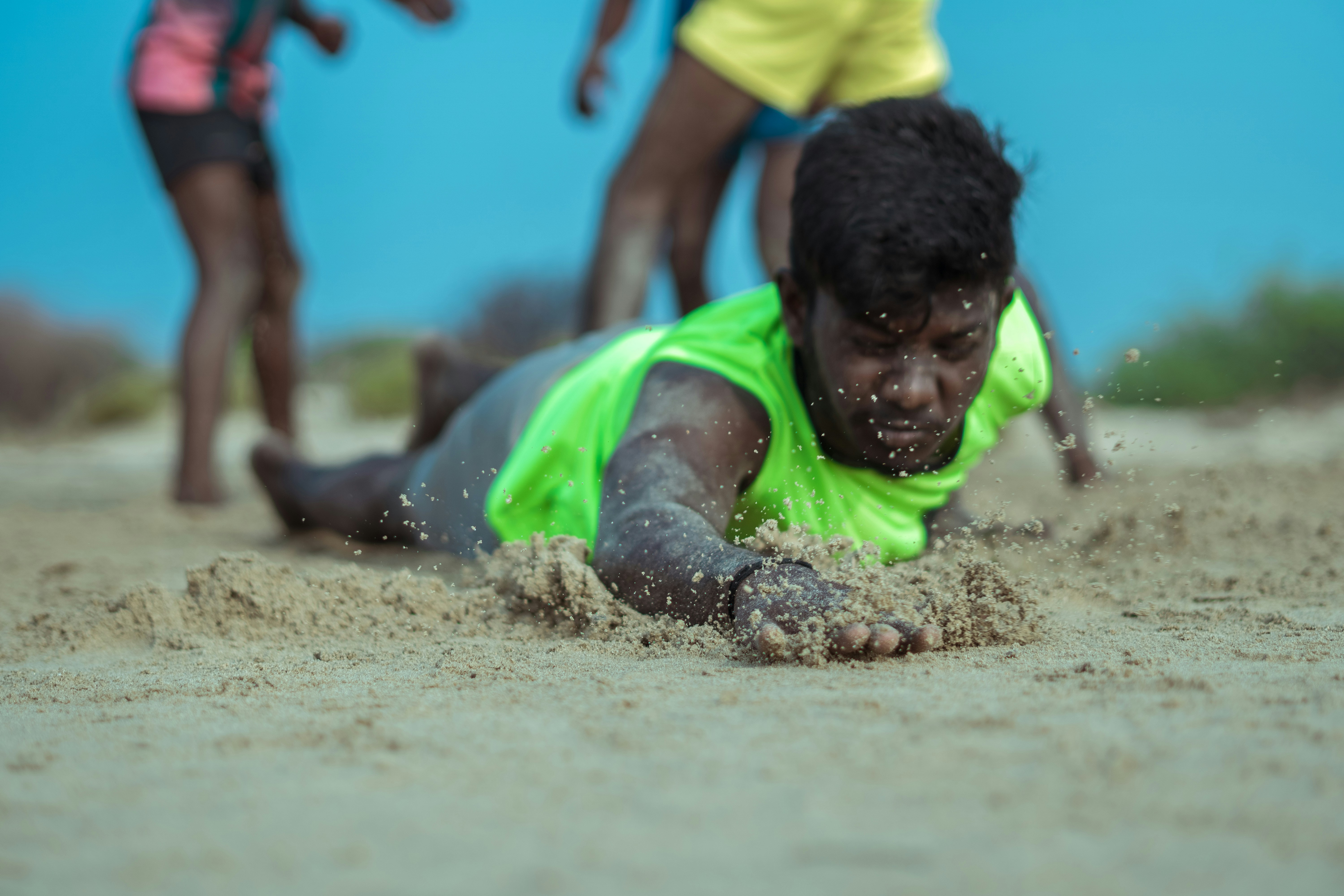 Foto Un niño arrastrándose en la arena – Imagen gratis en Unsplash