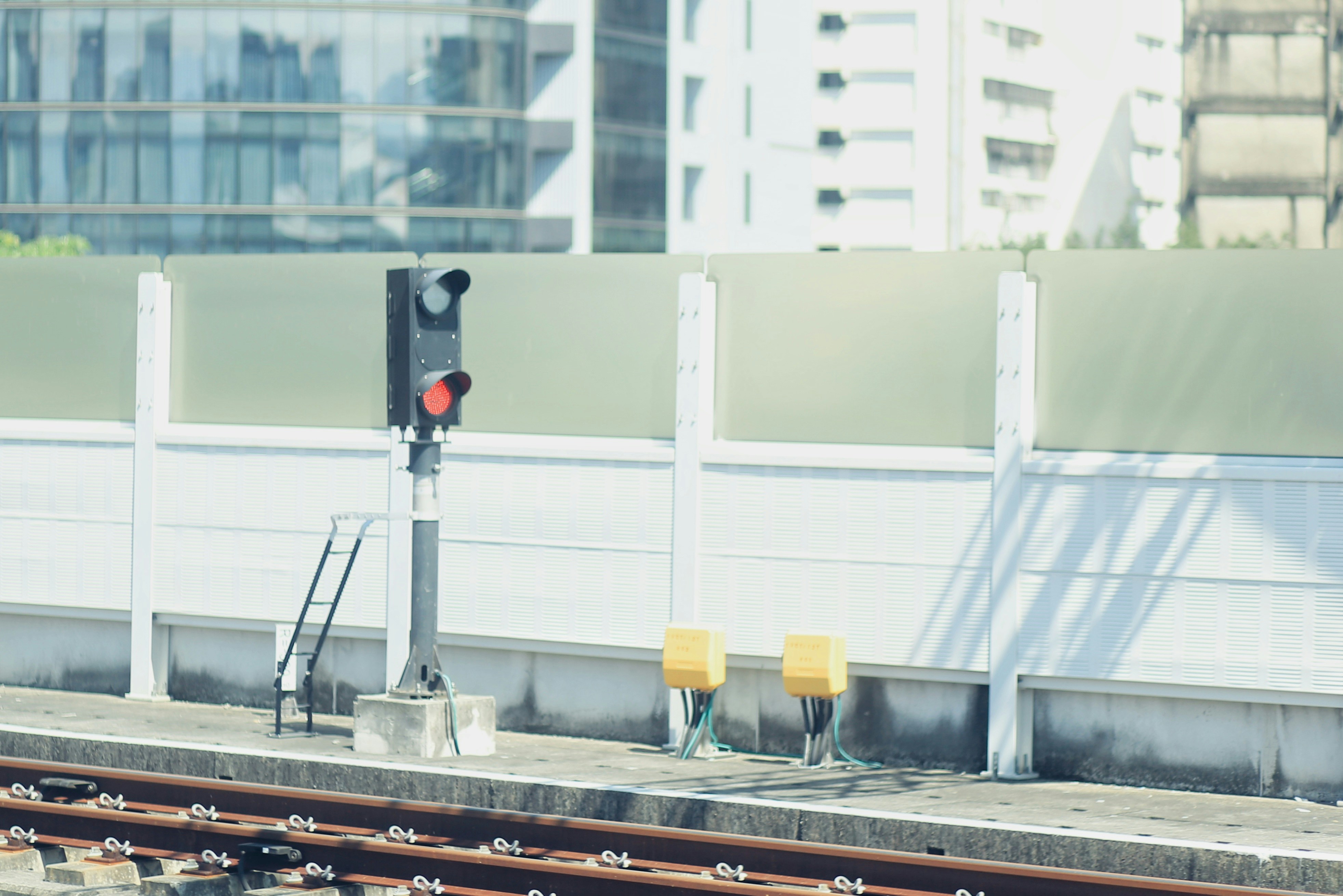 A traffic light on a platform photo – Free Grey Image on Unsplash