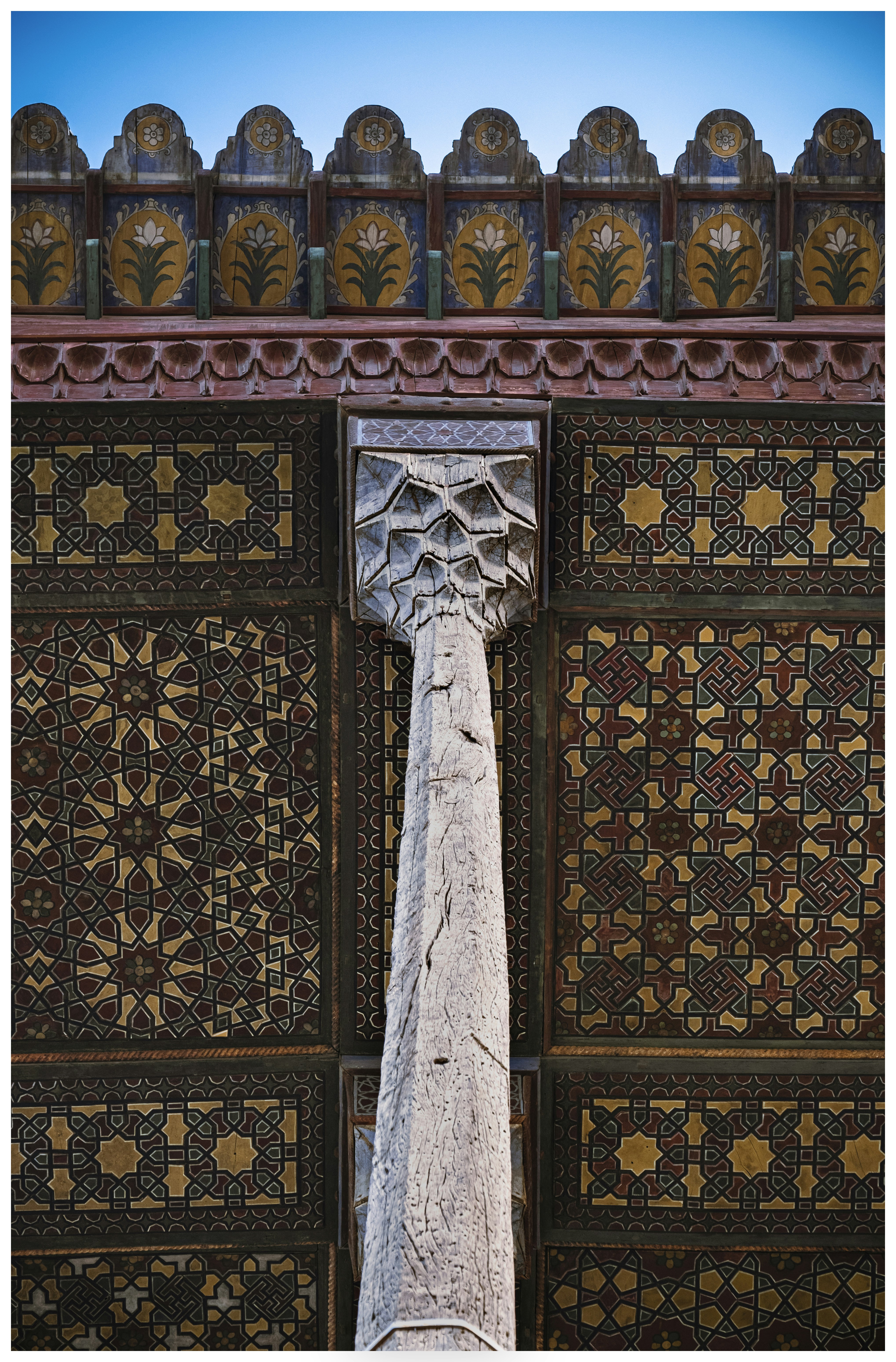 Un pilier devant un bâtiment photo – Photo Gris Gratuite sur Unsplash