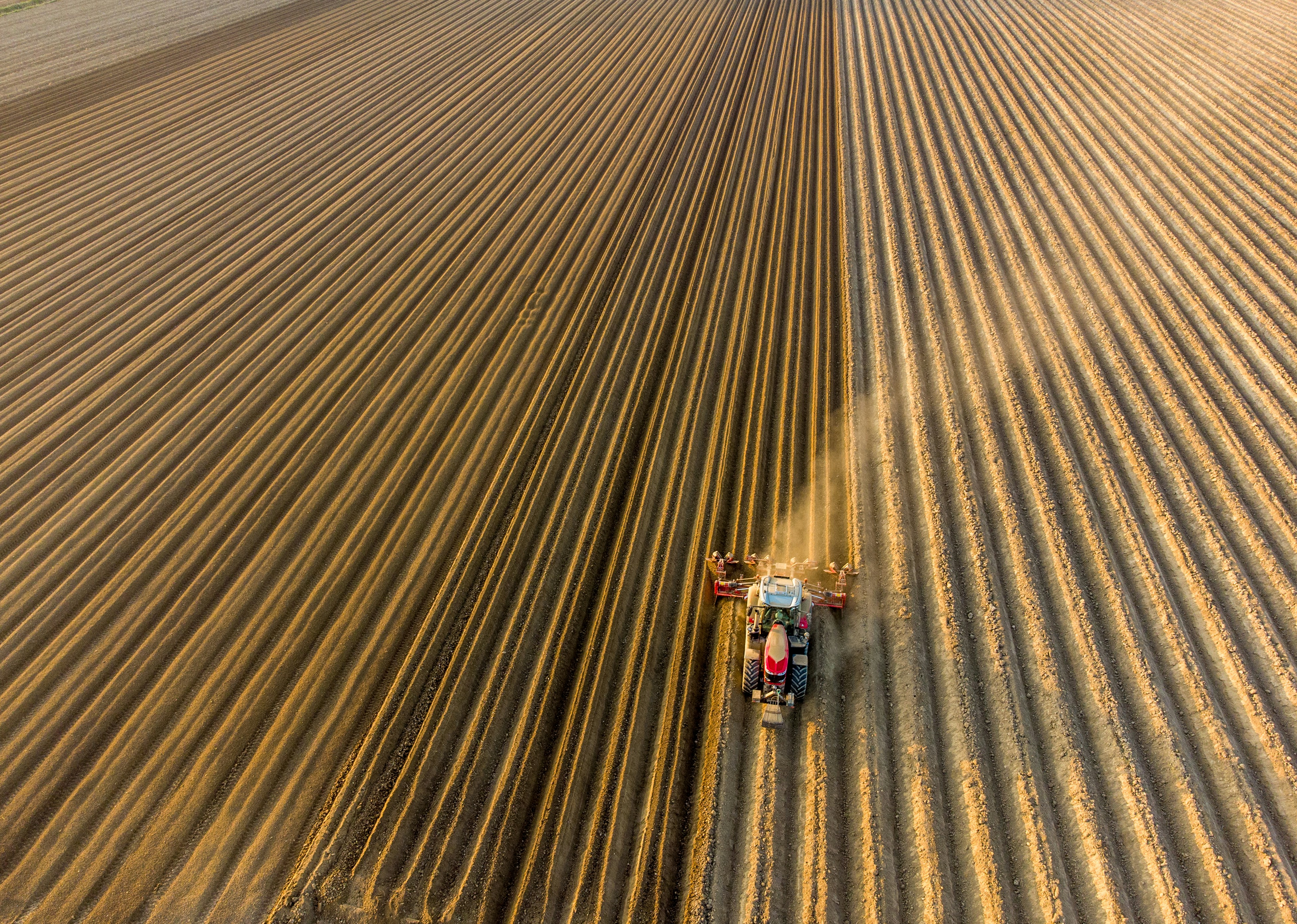 A tractor plowing a field photo – Free Pattern Image on Unsplash