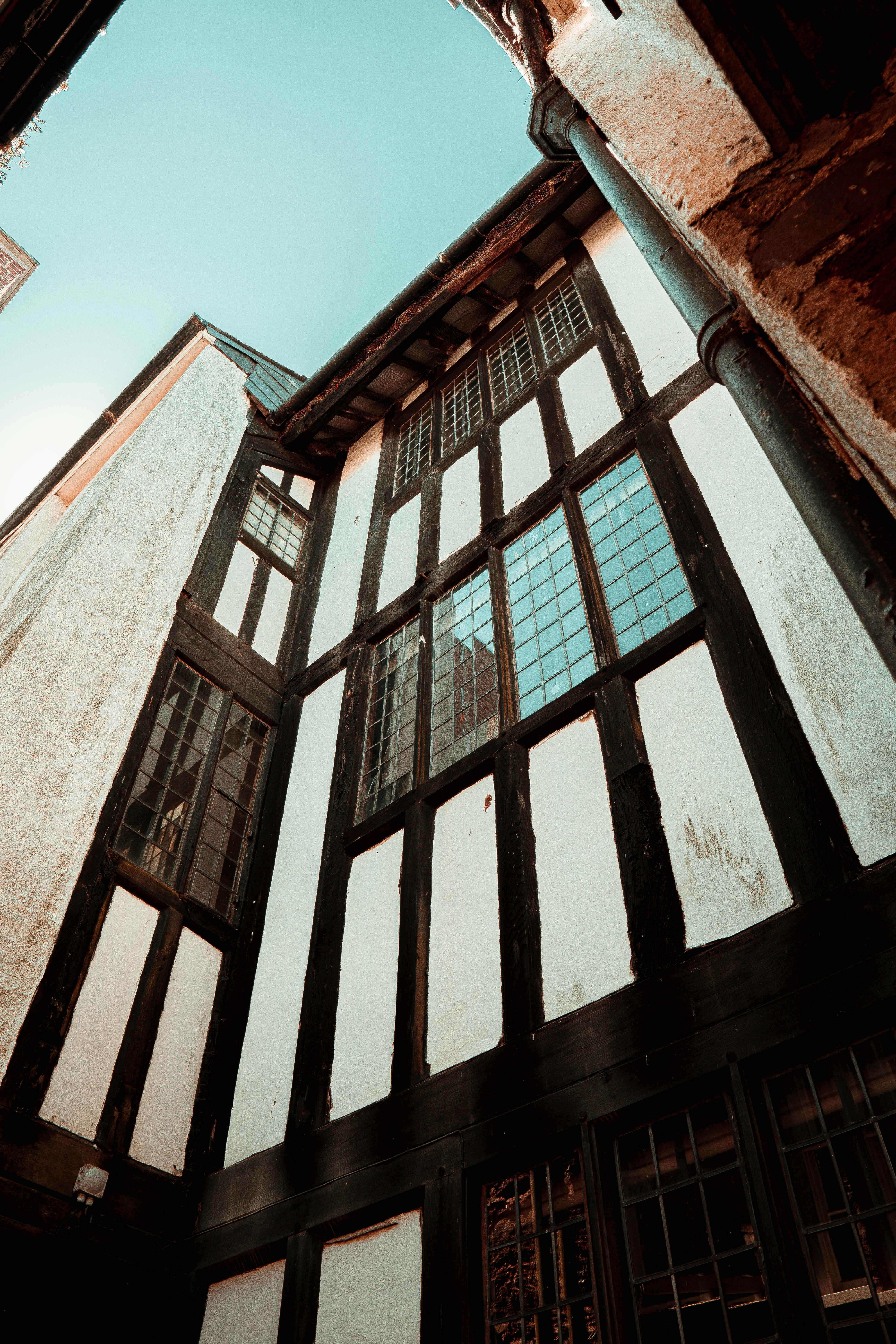 A building with a balcony photo – Free Listed building Image on Unsplash