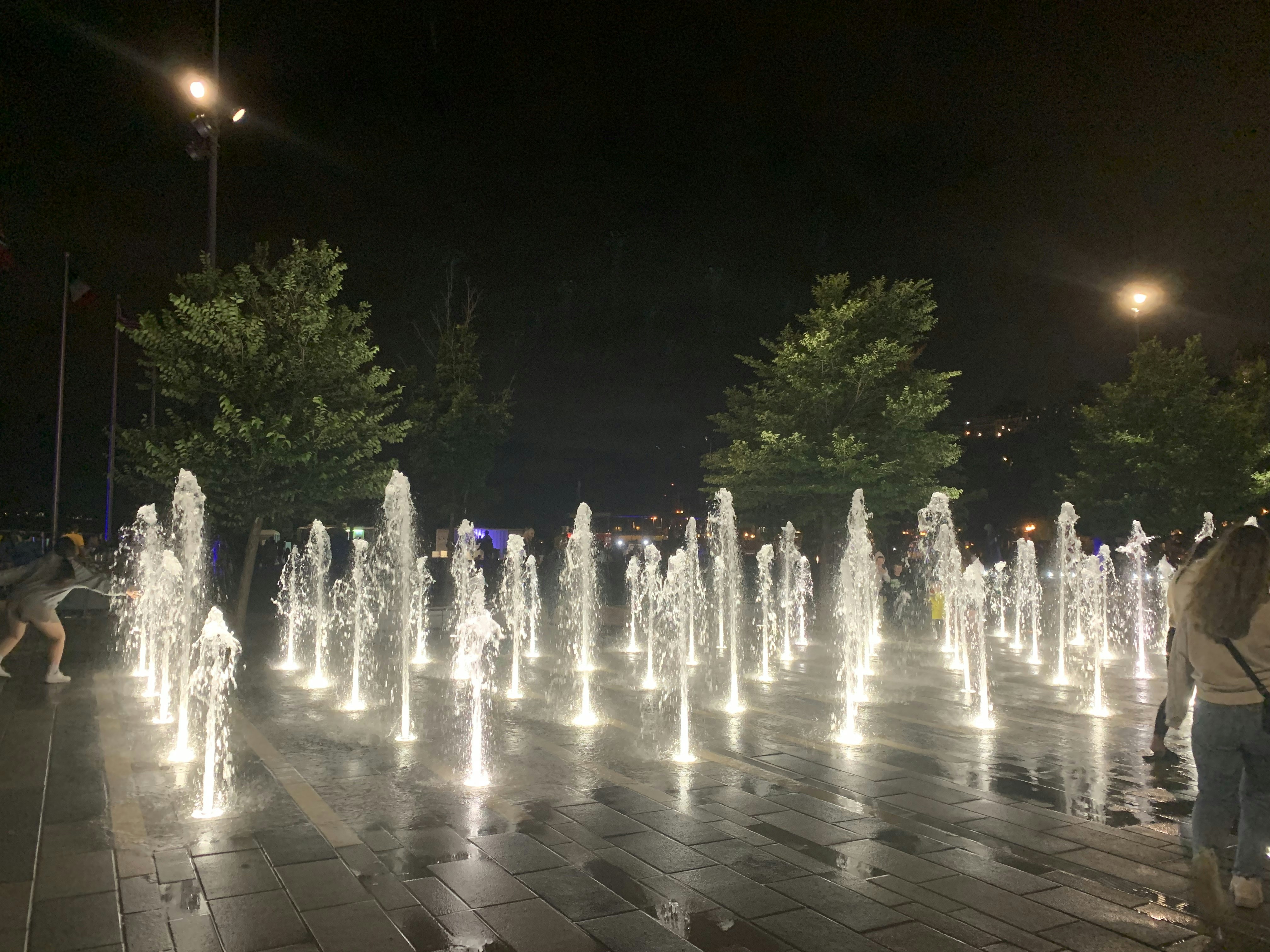 A fountain with water shooting up photo – Free Human Image on Unsplash