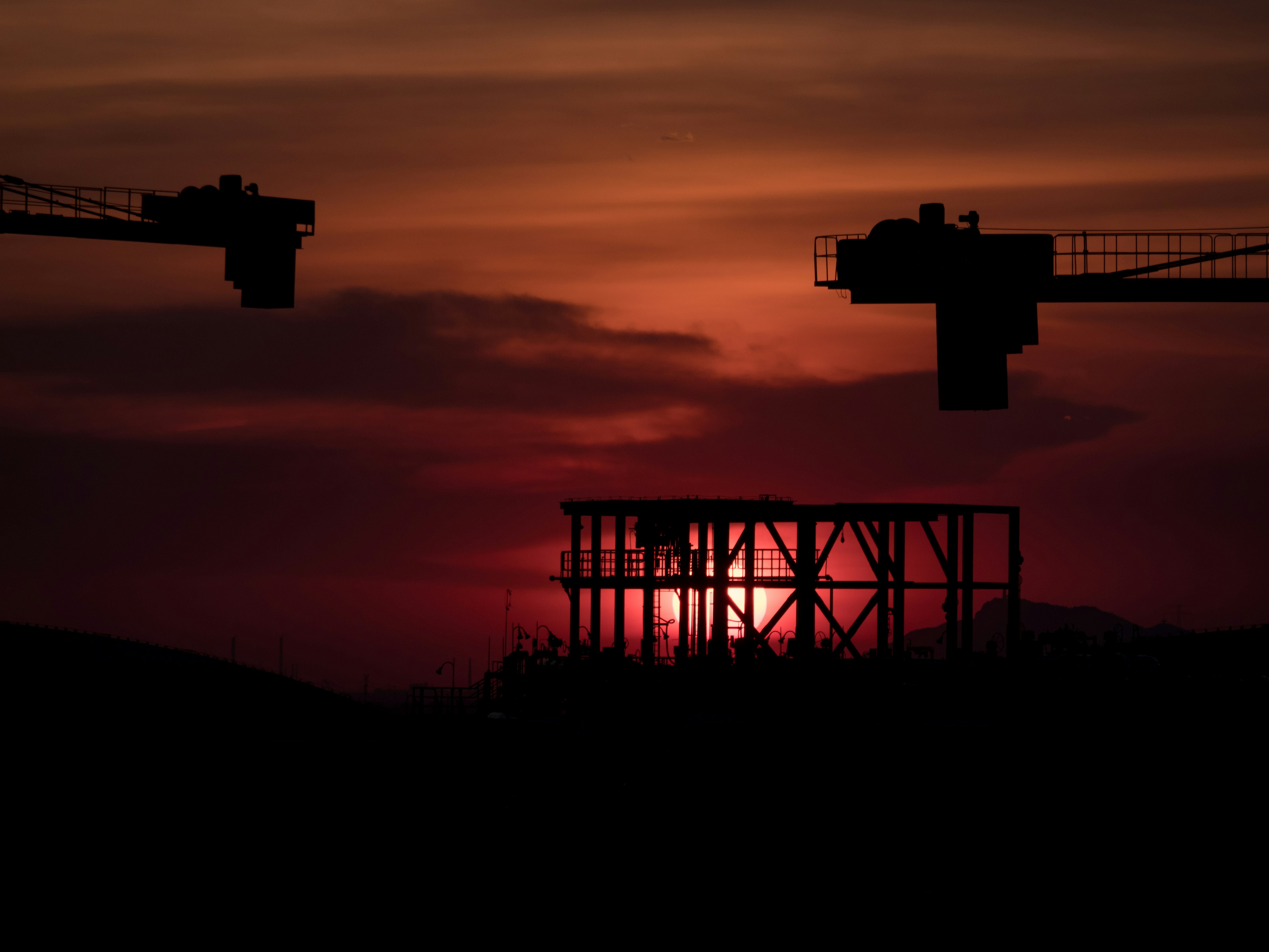 A traffic light towers over a bridge photo – Free Sunset Image on Unsplash