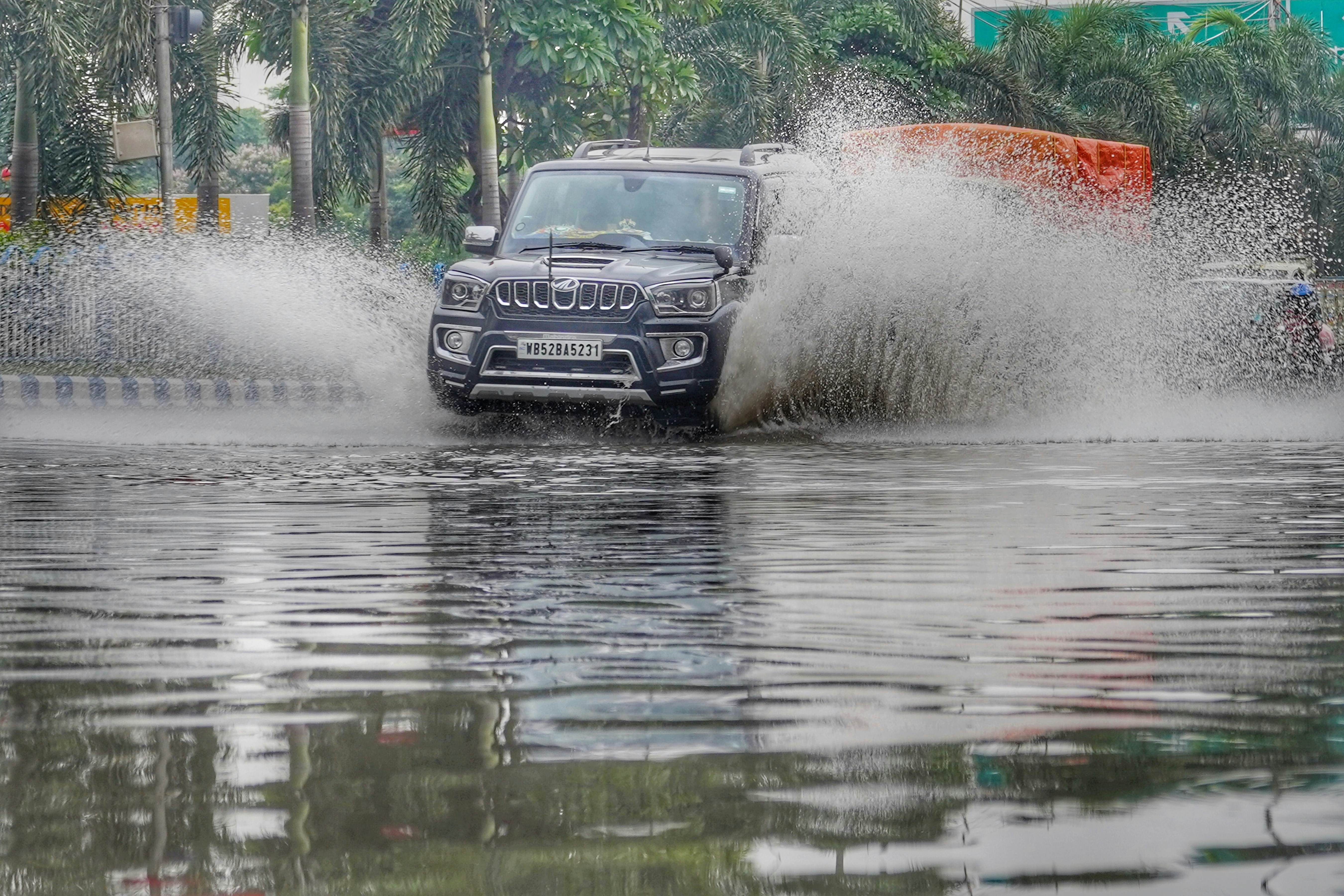A car driving through water photo – Free Season Image on Unsplash