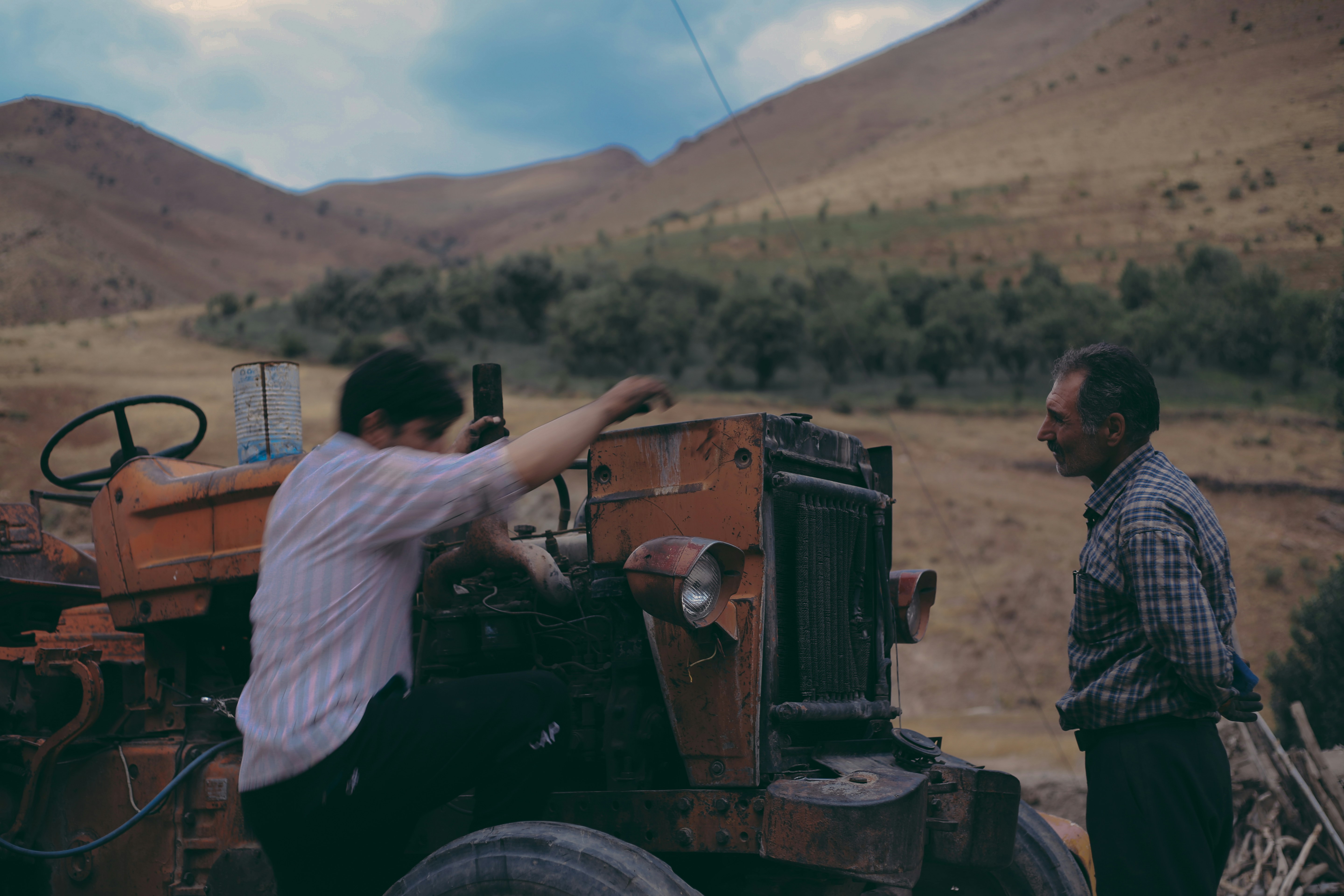 Men working on a tractor photo – Free Miandoab Image on Unsplash