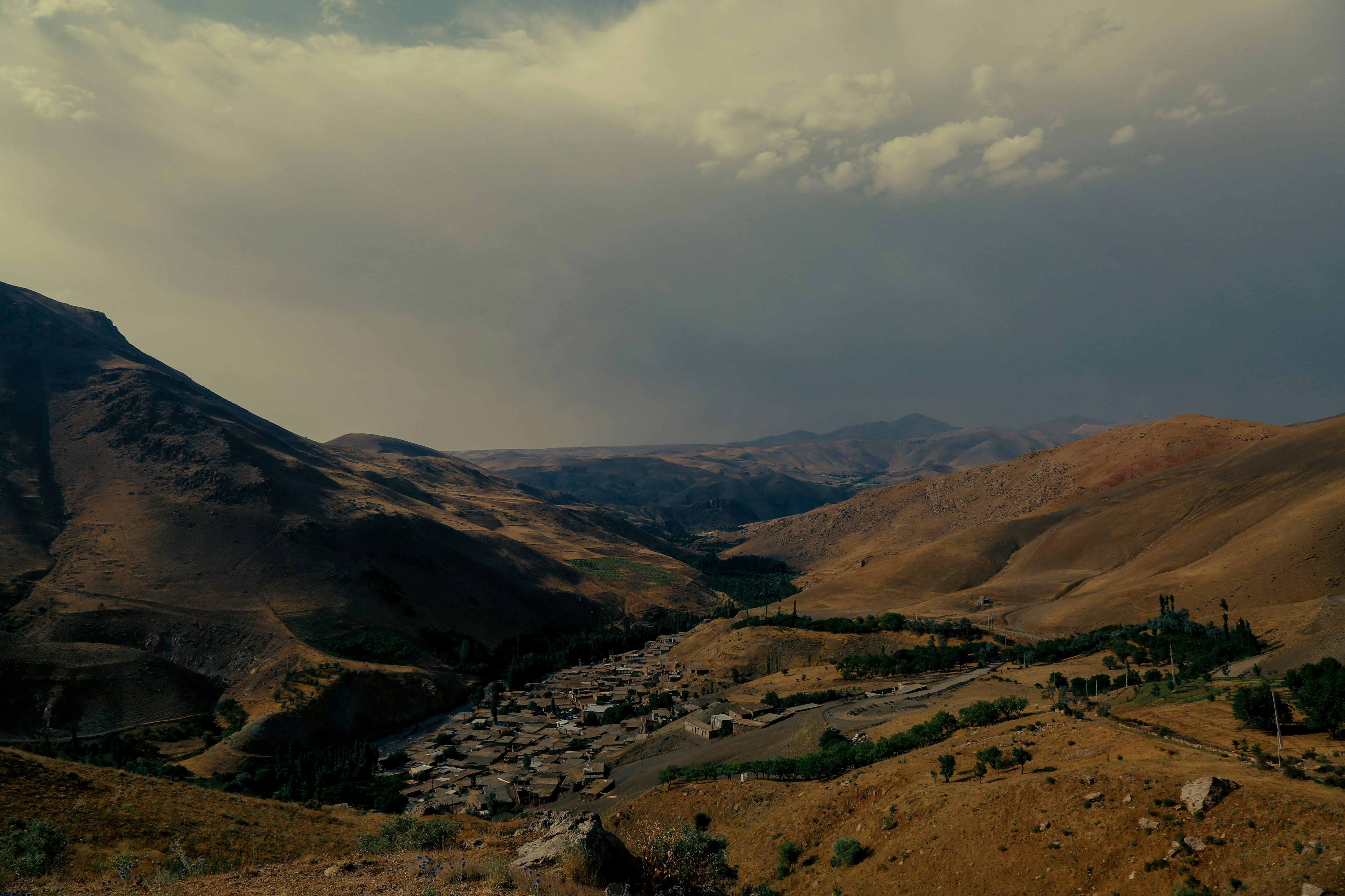 A valley between mountains photo – Free Miandoab Image on Unsplash