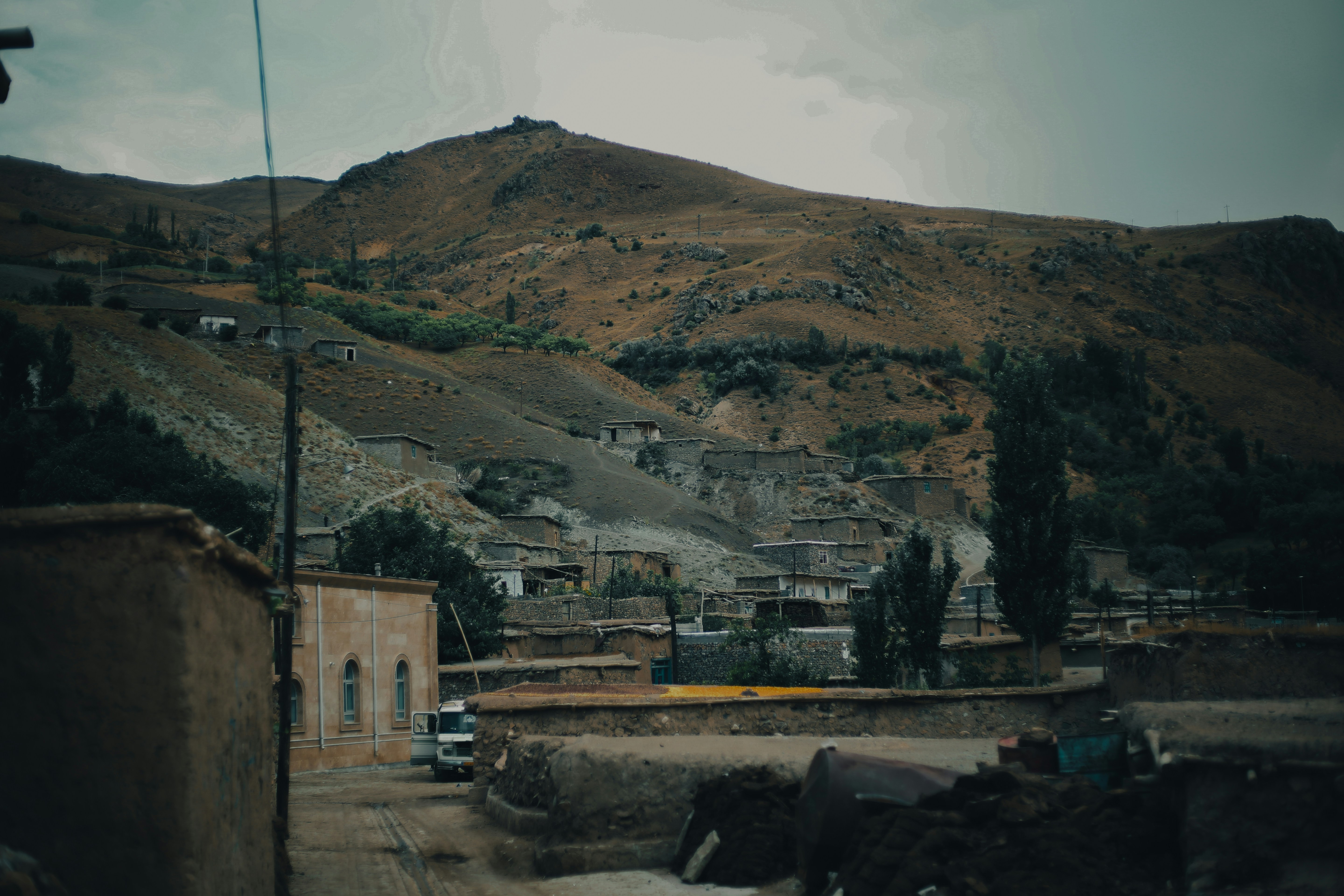Foto Una colina con un edificio y una colina al fondo – Imagen Miandoab ...