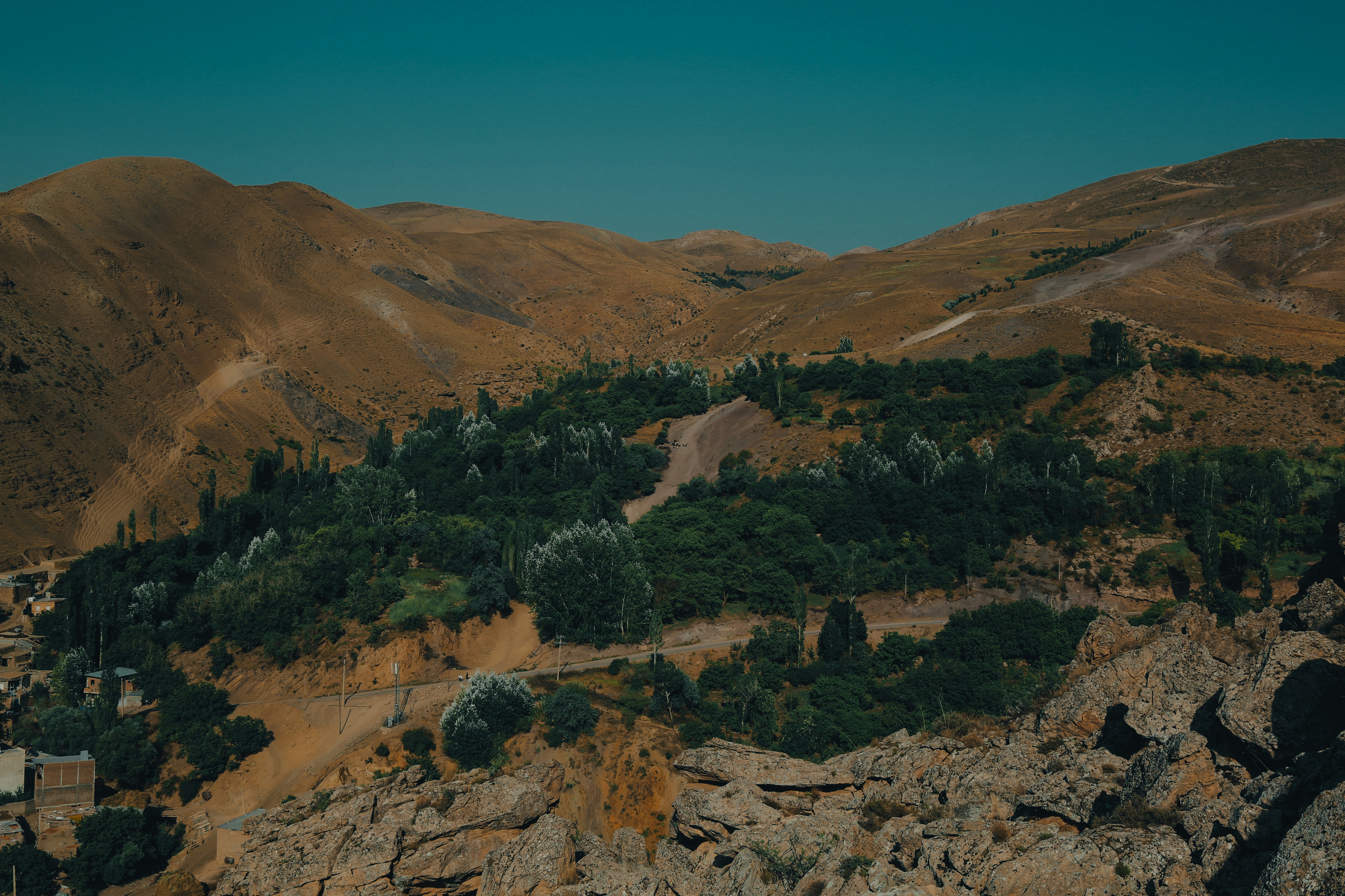 A landscape with hills and trees photo – Free Miandoab Image on Unsplash