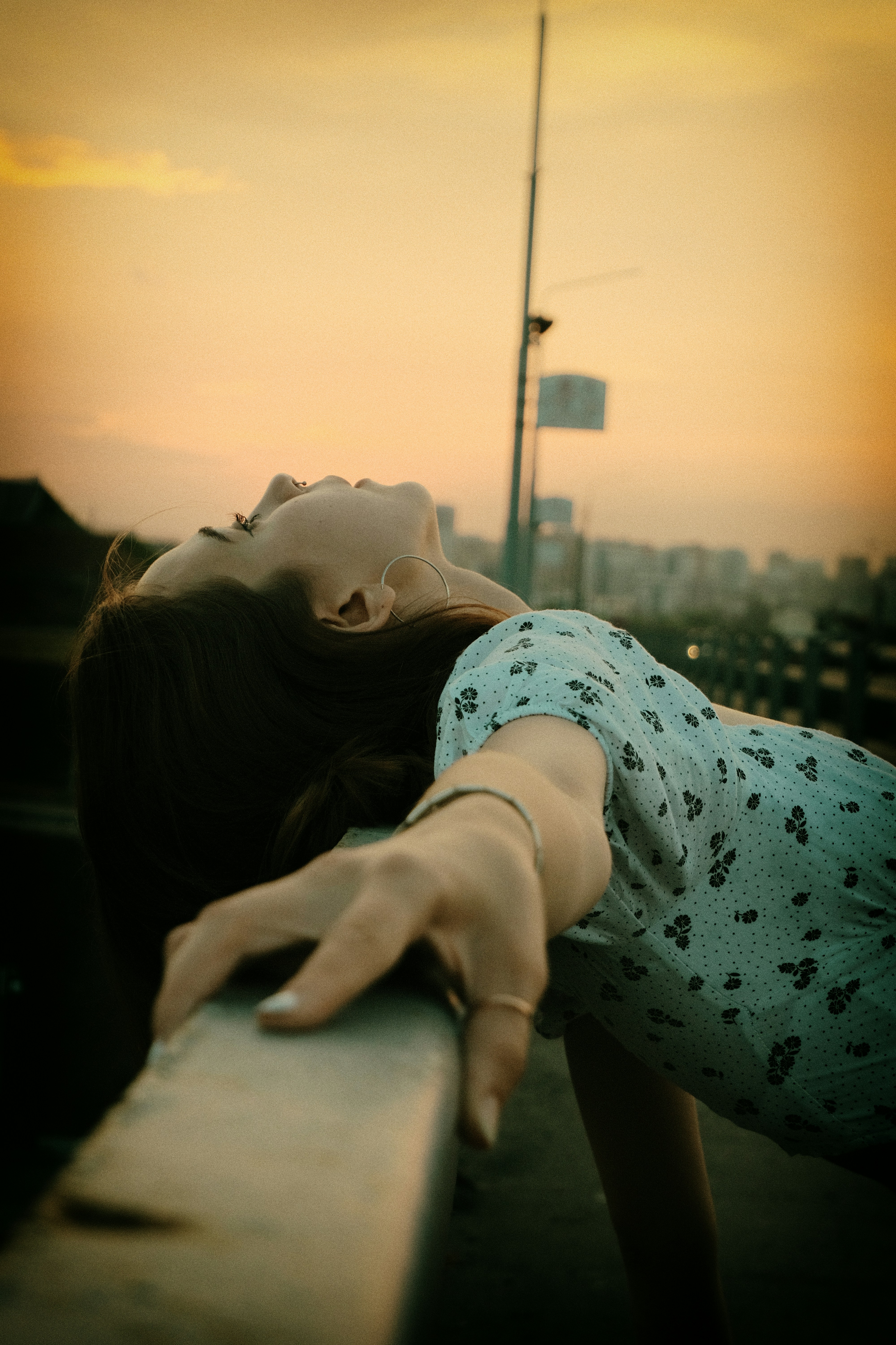 A person leaning on a railing photo – Free Brown Image on Unsplash
