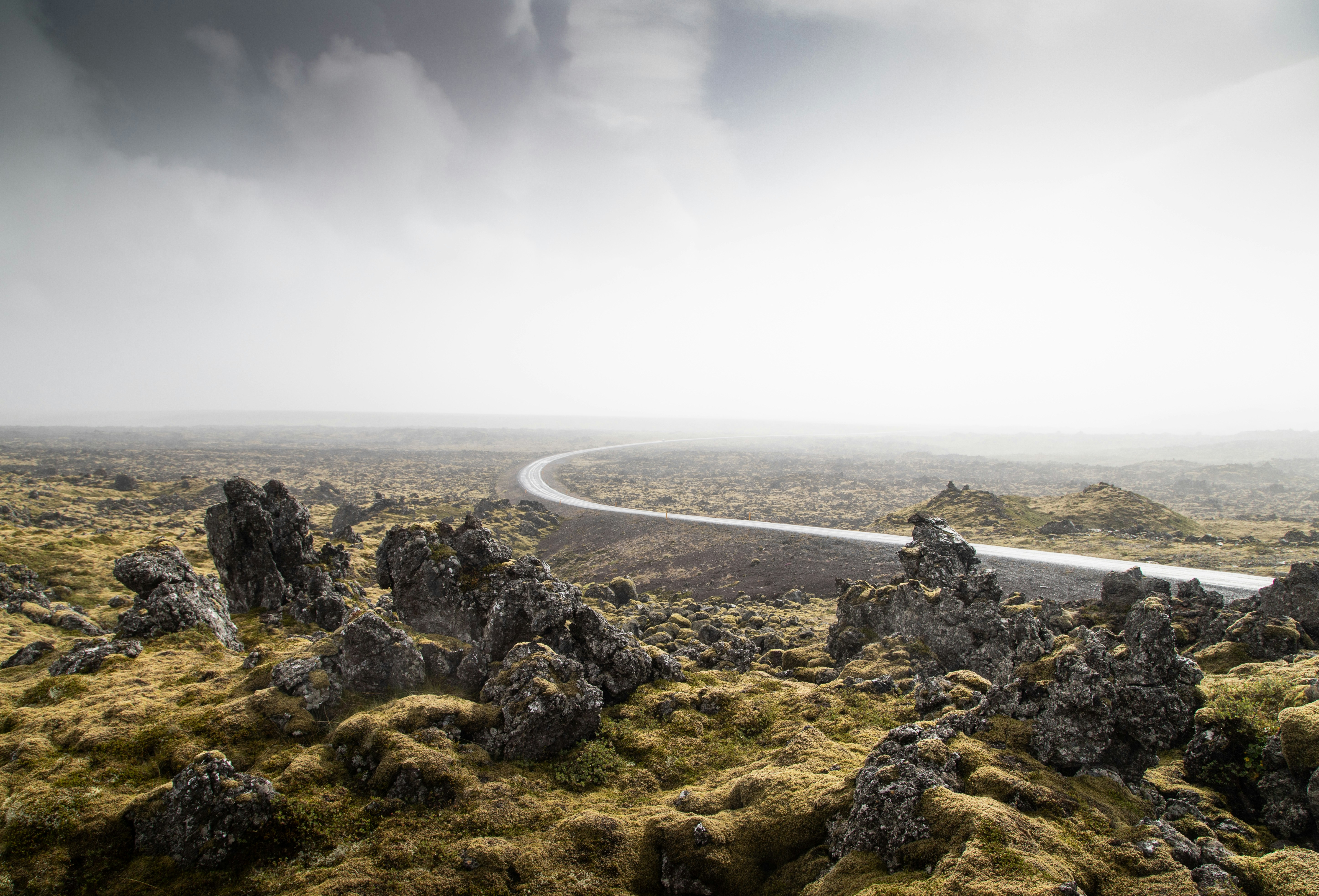 Une route traversant une zone rocheuse photo – Photo Islande Gratuite ...
