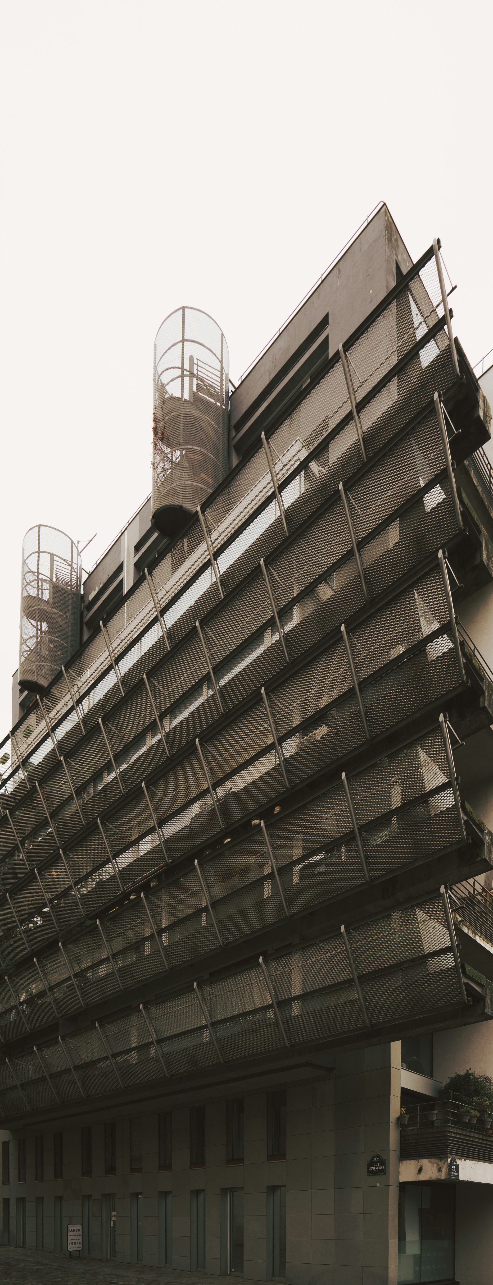 Un grand bâtiment avec une tour photo – Photo Paris Gratuite sur Unsplash