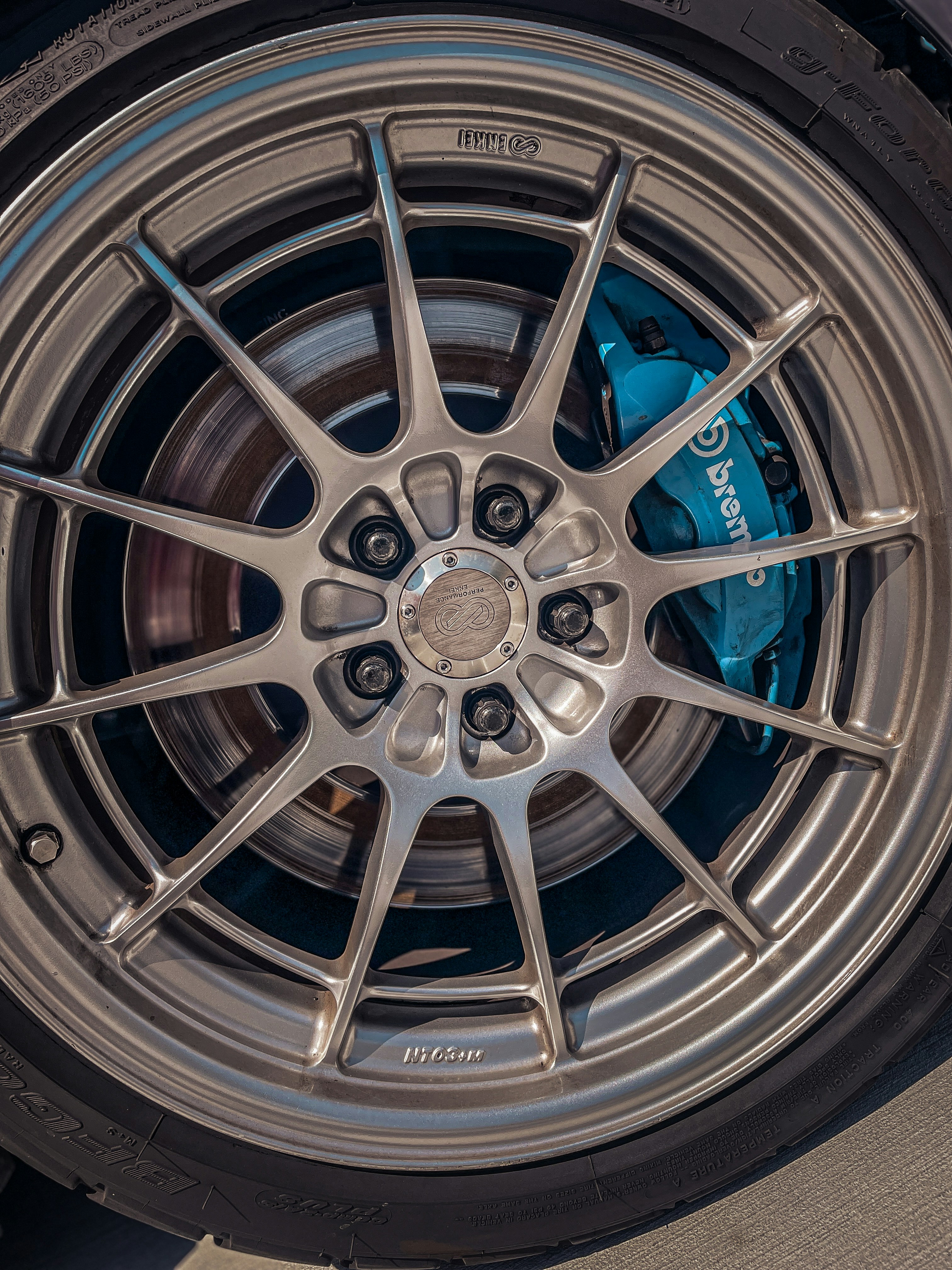 Gros plan d’un pneu de voiture photo – Photo La roue Gratuite sur Unsplash