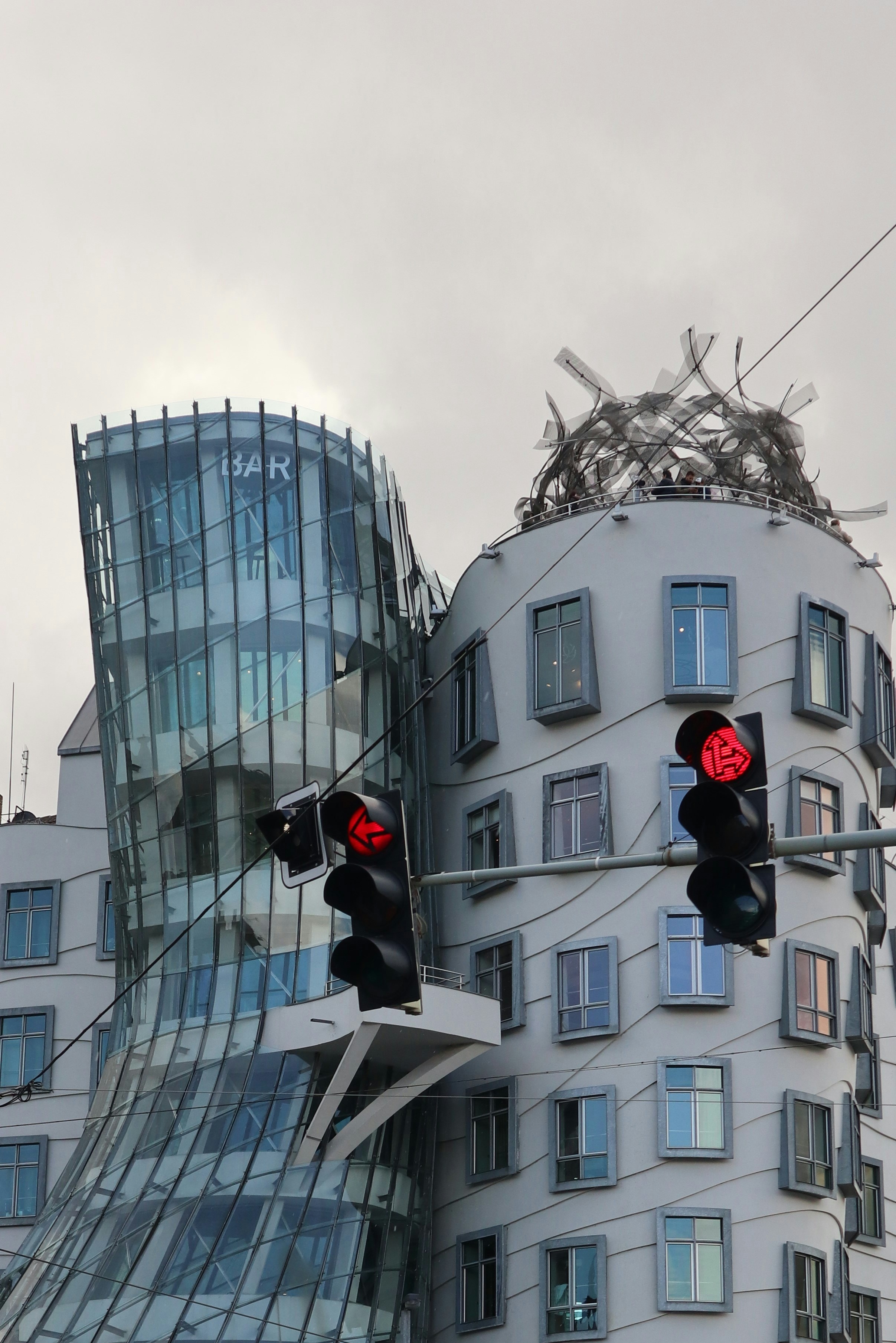 Foto Un semáforo frente a un edificio – Imagen Praga gratis en Unsplash