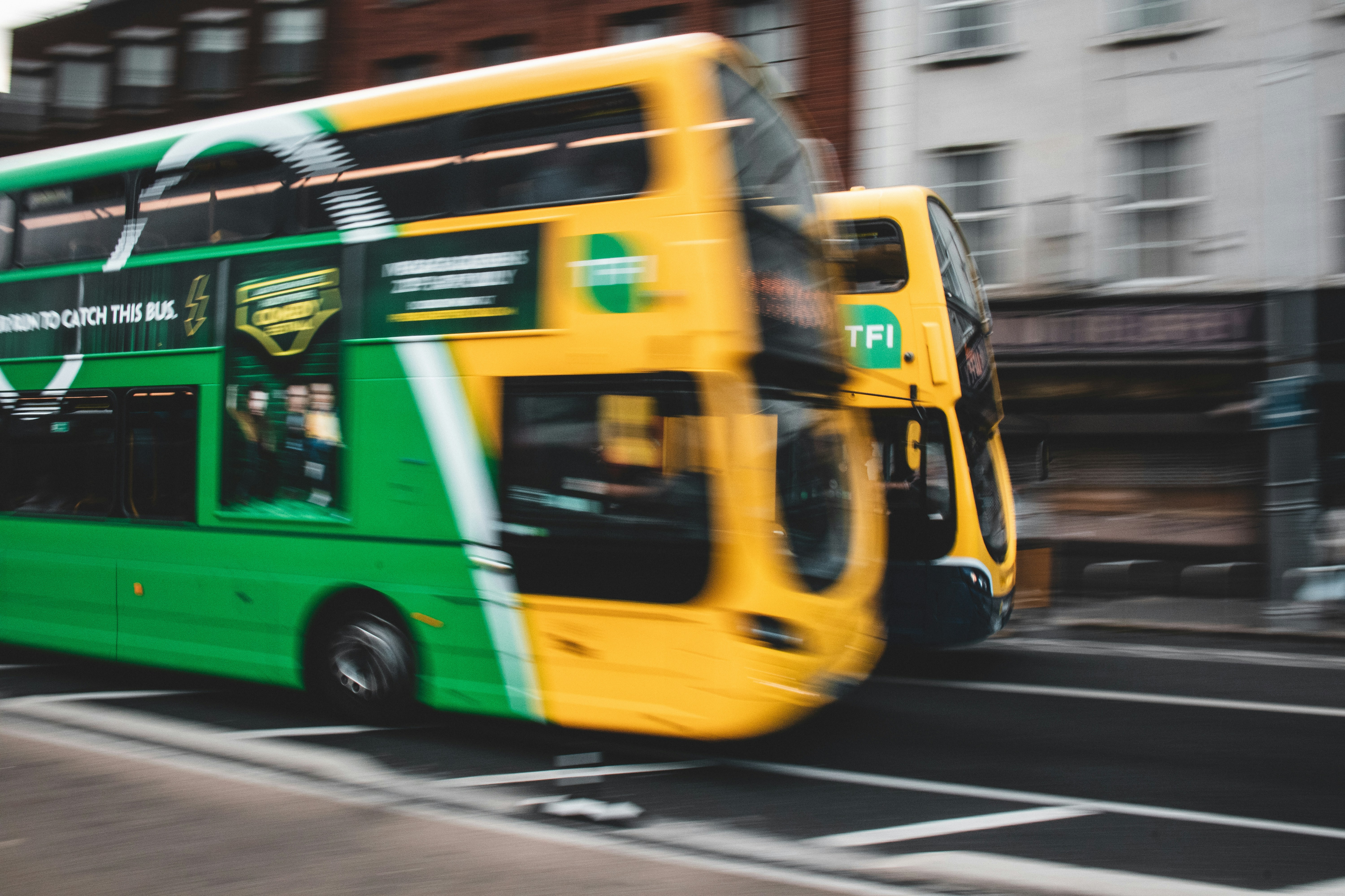 Un couple de bus dans une rue photo – Photo 아일랜드 Gratuite sur Unsplash