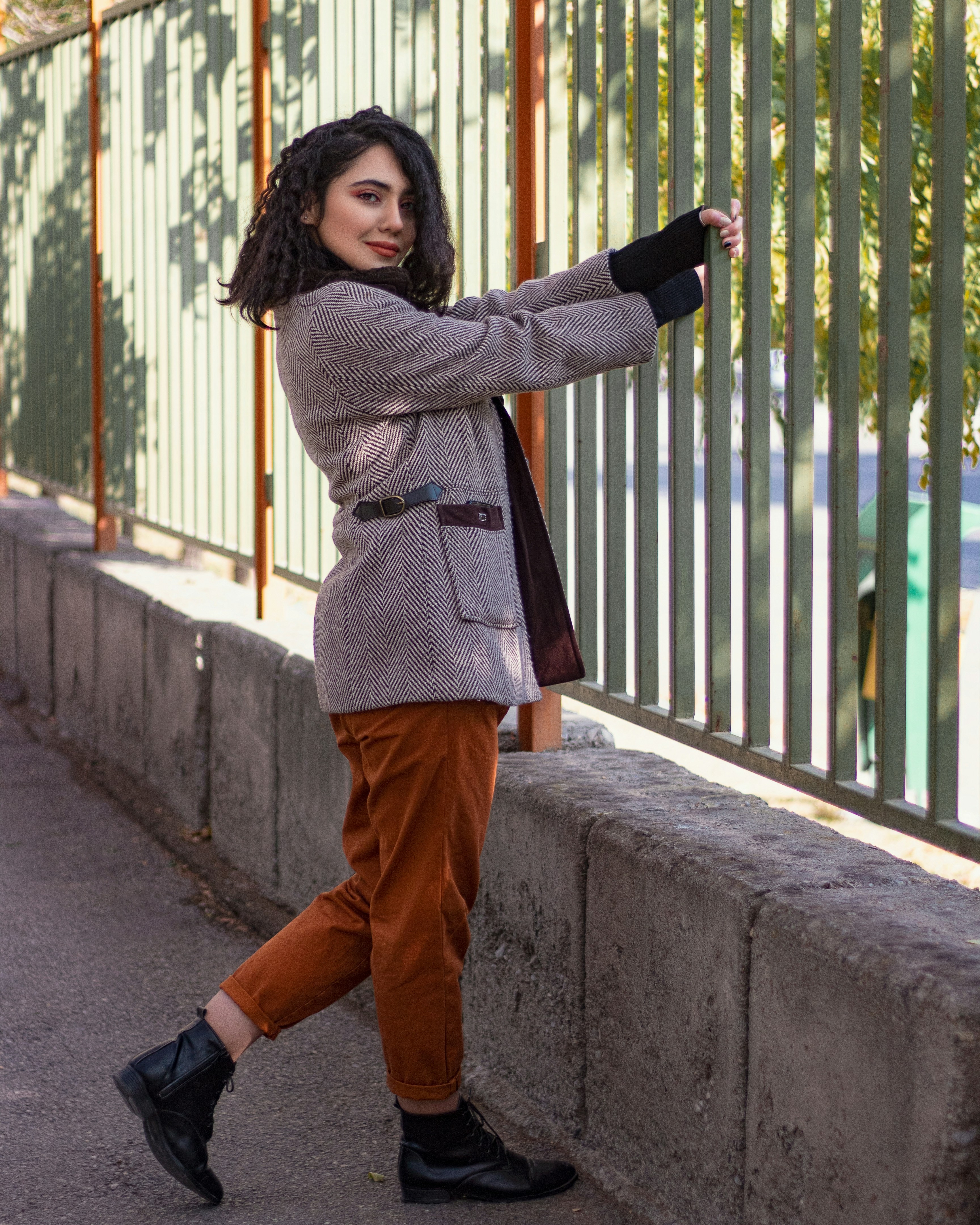 Foto Una persona posando para una foto – Imagen Ropa gratis en Unsplash