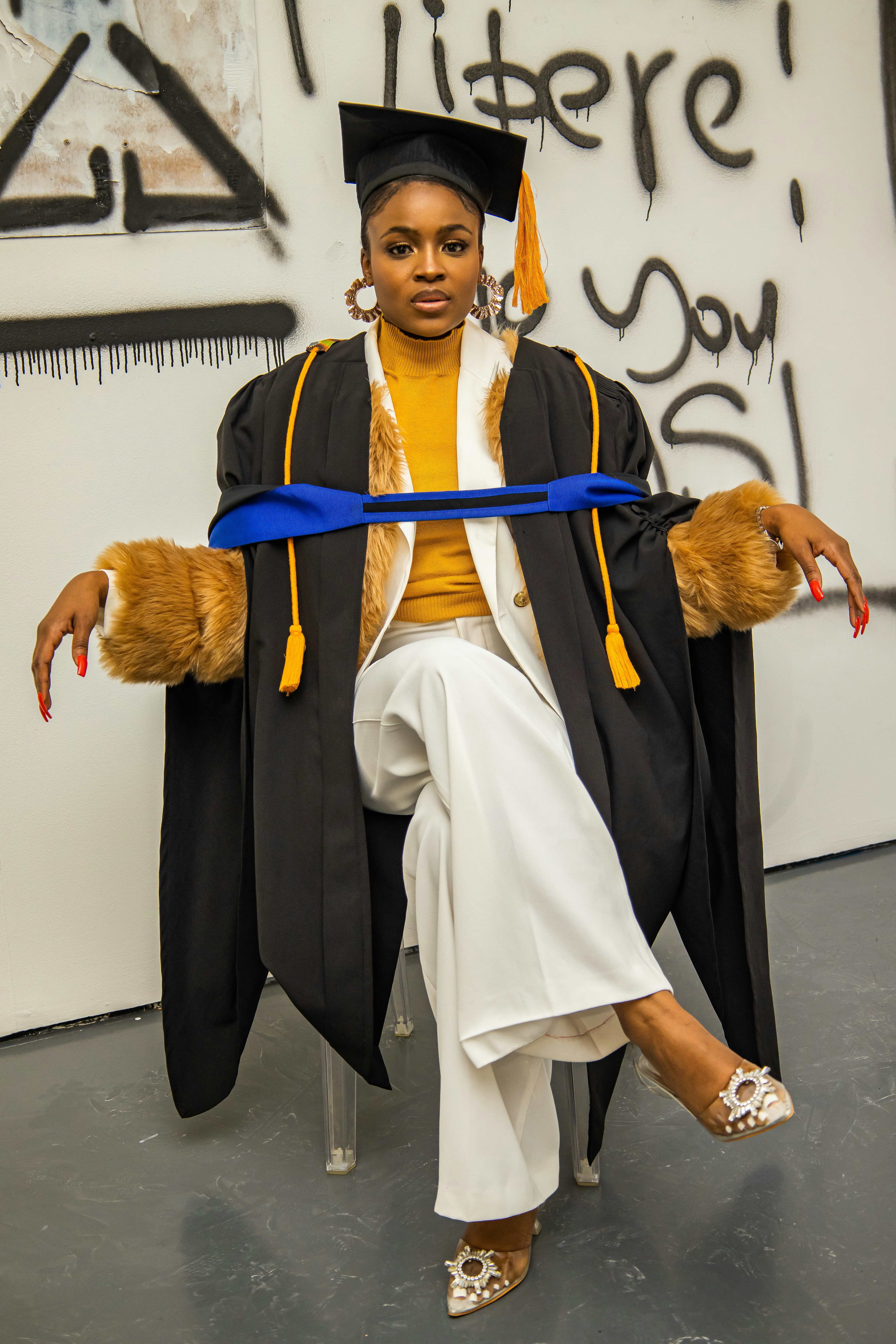Un jeune garçon en robe de graduation photo – Photo Rosebank (en ...