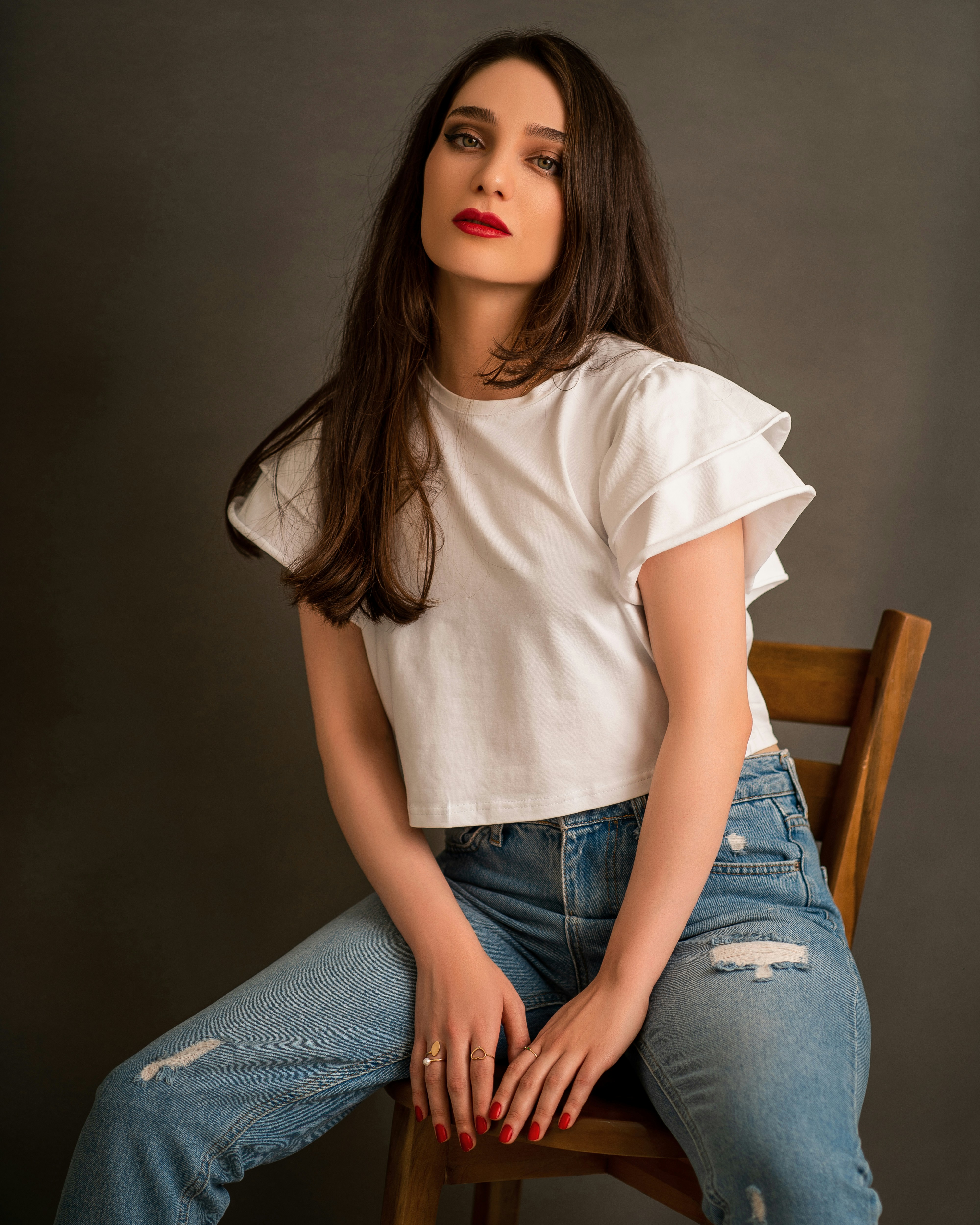 Una persona sentada en una silla foto – Imagen de Hamedan gratuita en ...