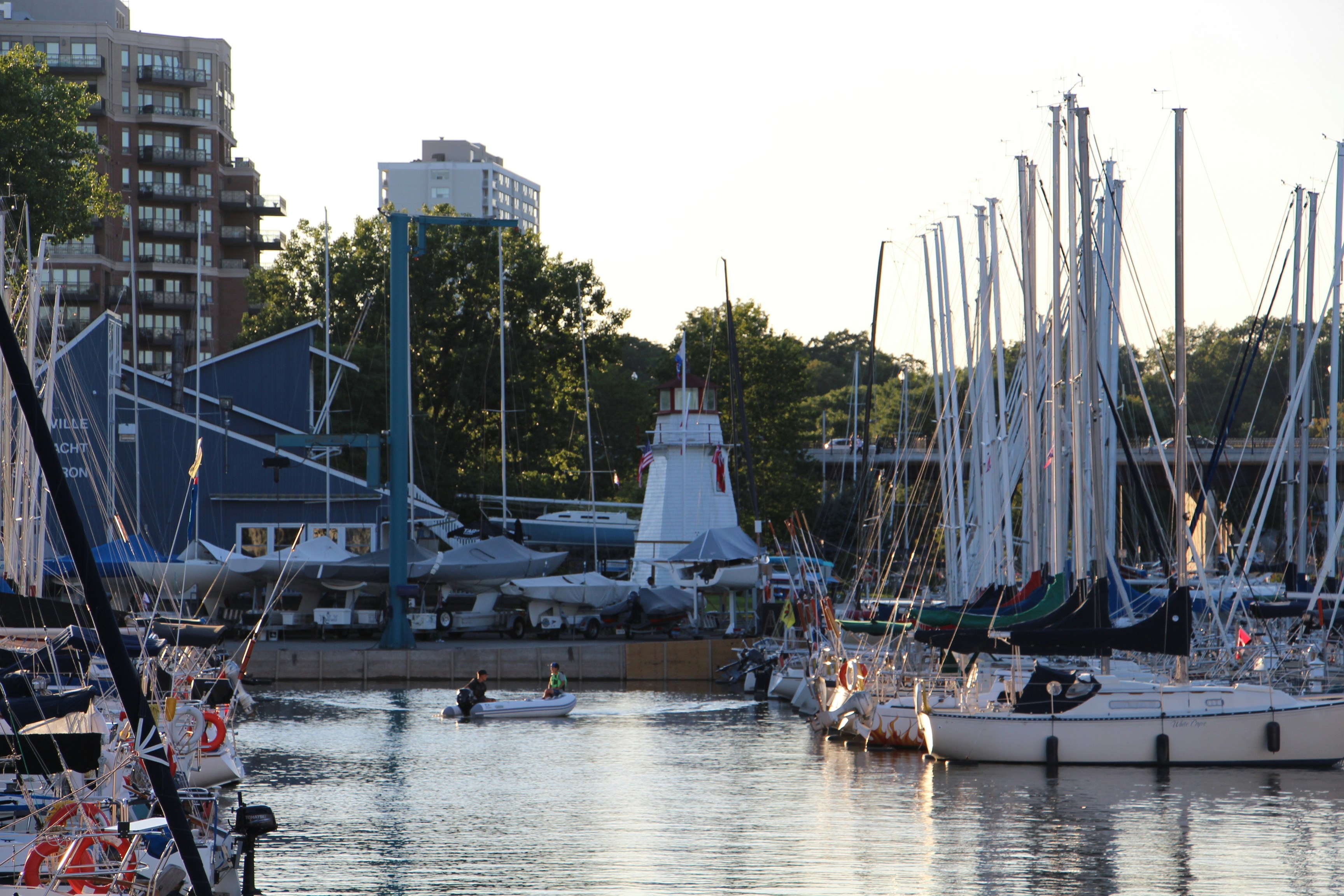 A group of boats sit in a harbor photo – Free Oakville Image on Unsplash