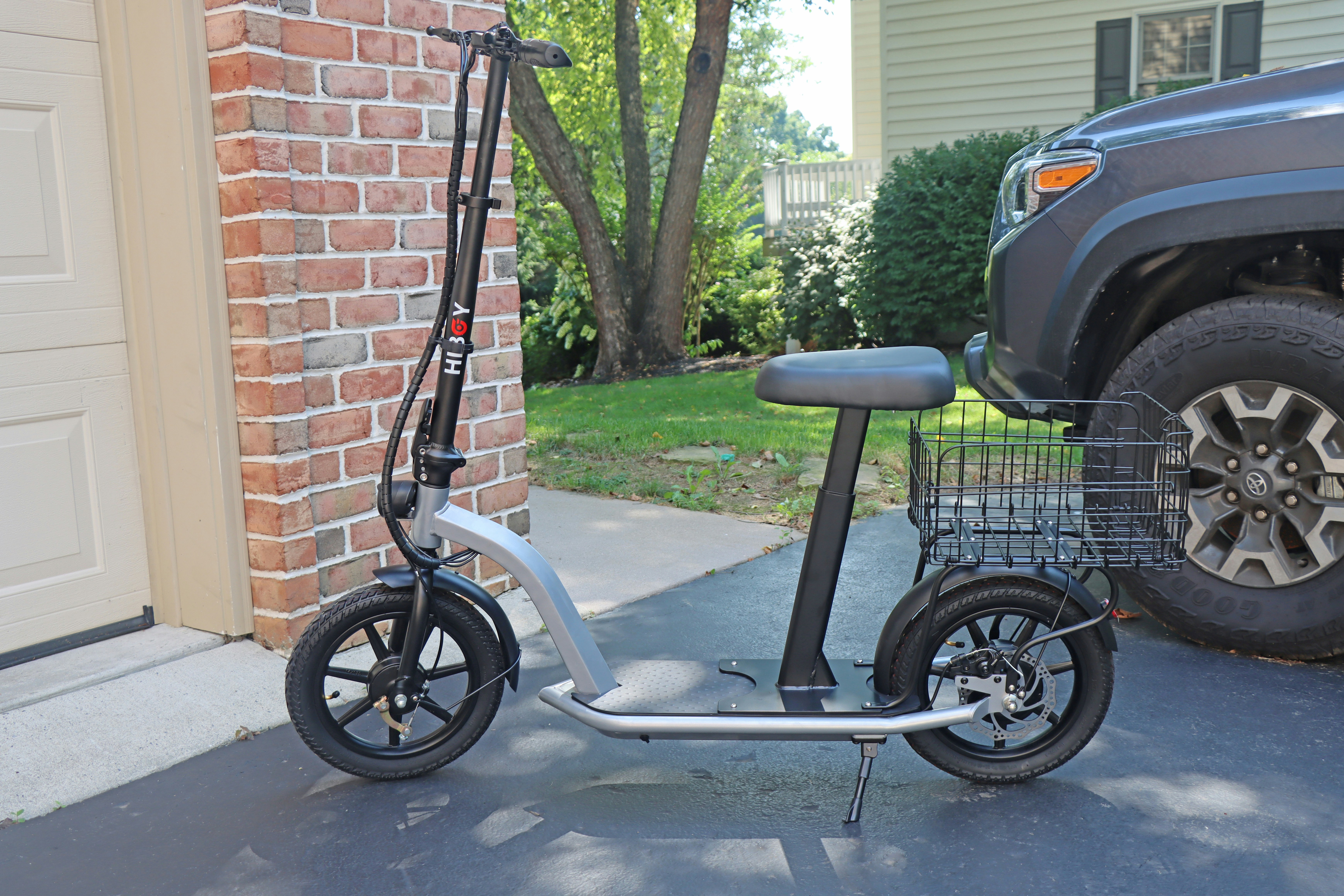 Urban Breeze: A folding electric scooter ready for the neighborhood run